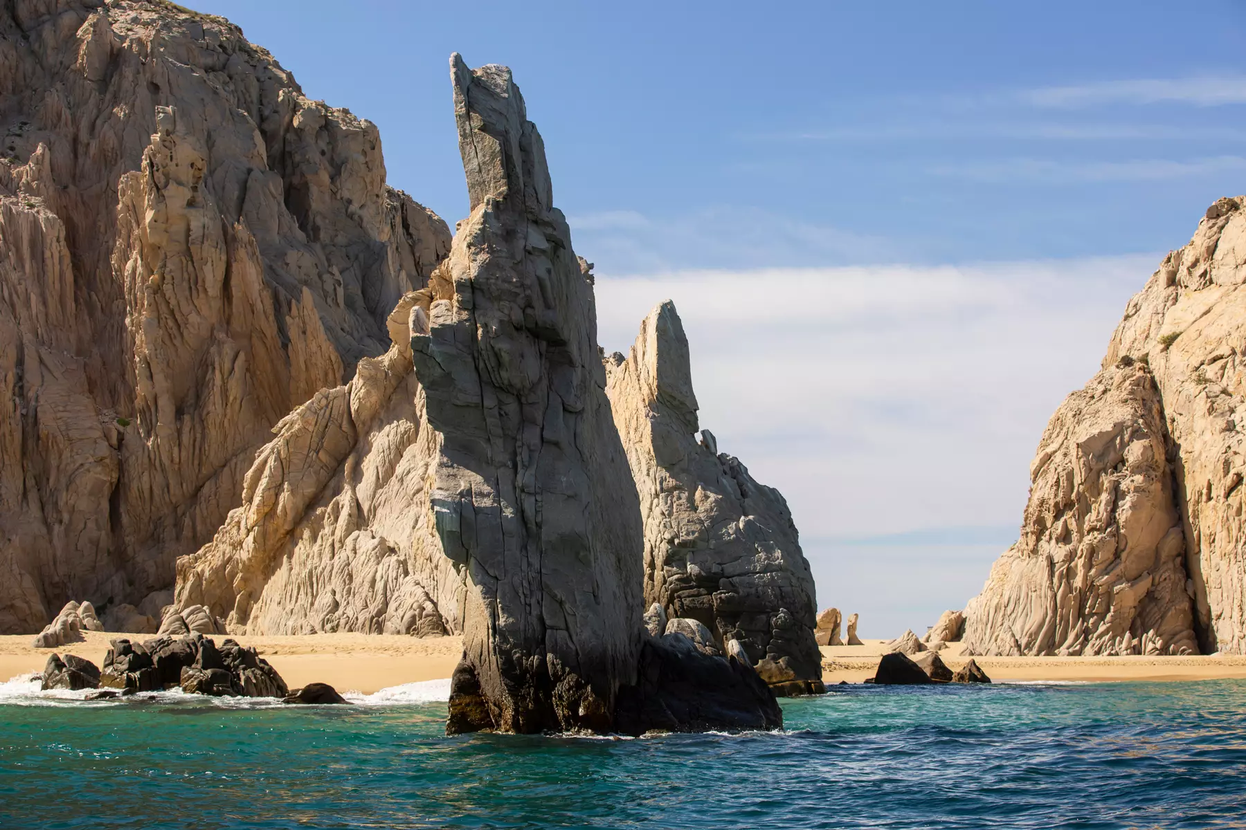 Mwonekano wa ufuo maarufu wa Playa del Amor huko Cabo San Lucas, Baja California Sur, Mexico.