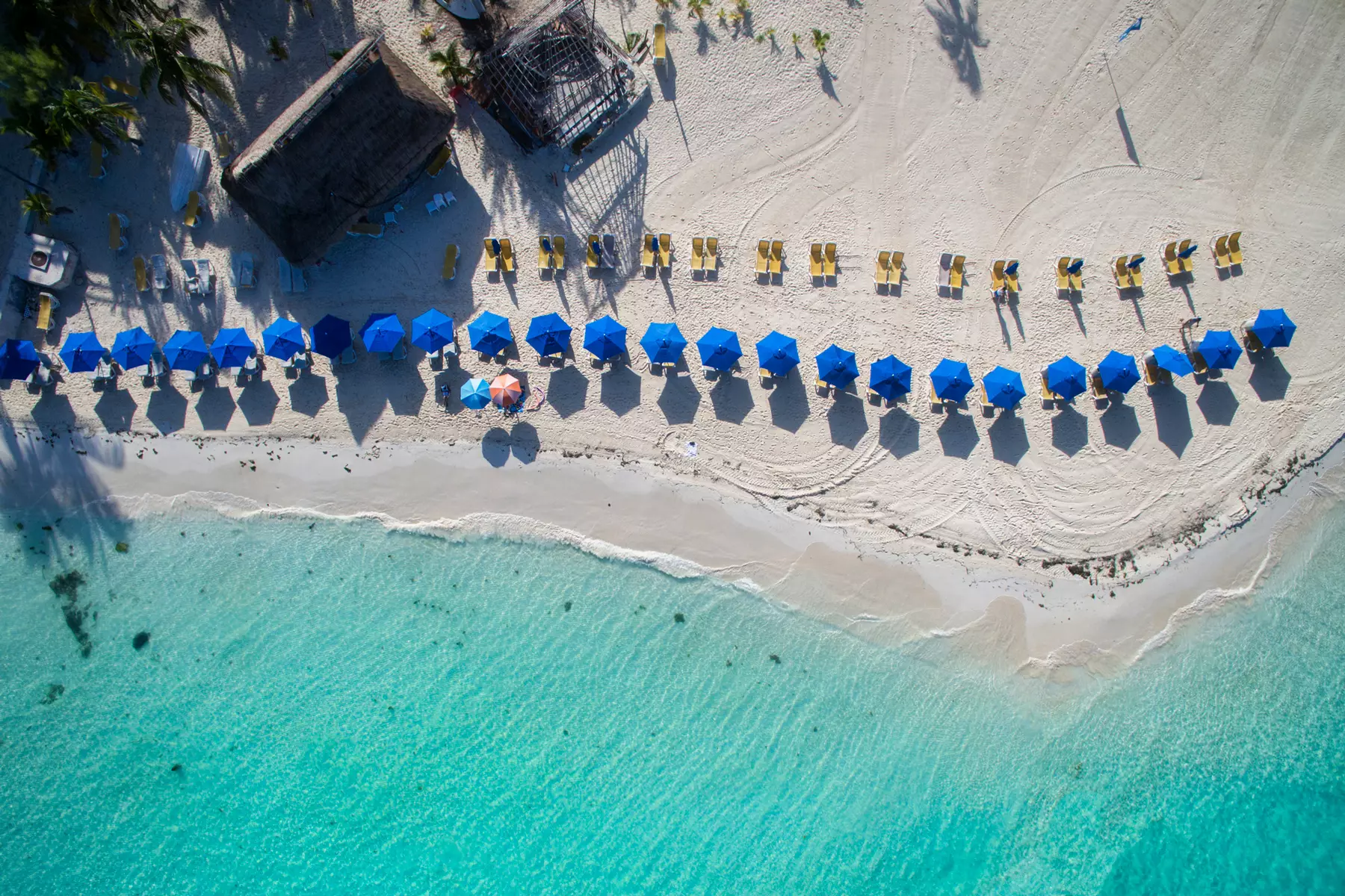 Paraplyer på stranden i Isla Mujeres - Luftfoto