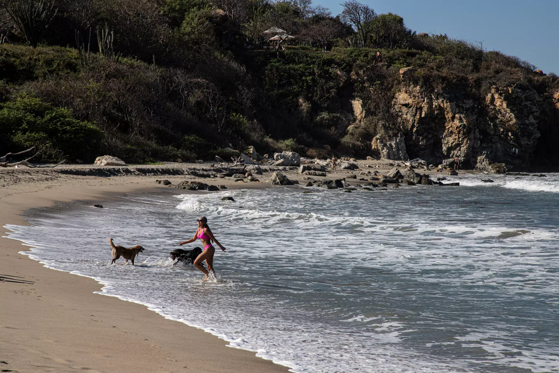 Kohalikud ja turistid naudivad Punta Zicatela randu ja maastikke, Puerto Escondido Oaxaca Mehhiko.