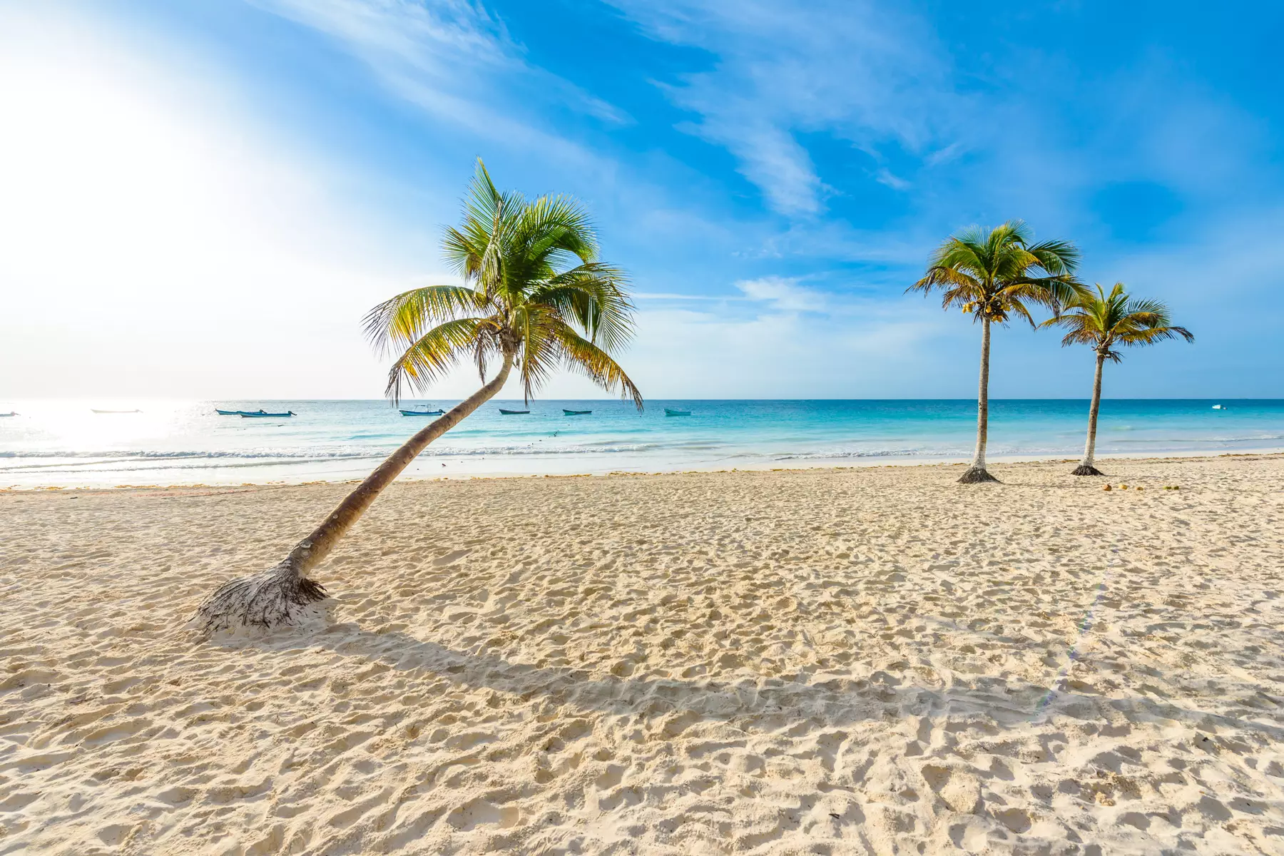 Paradise Beach ogé disebut Playa Paraiso nalika matahari terbit - basisir Karibia anu indah sareng tropis Tulum di Quintana Roo, Riviera Maya, Mexico