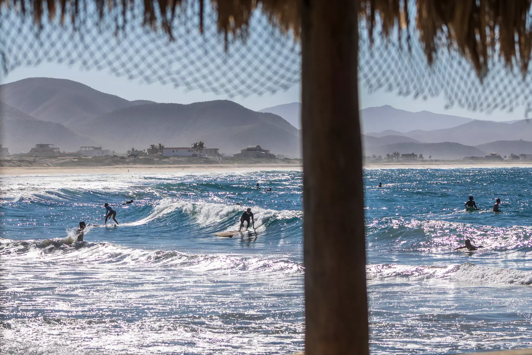 Surfers მიგყავს ტალღა at