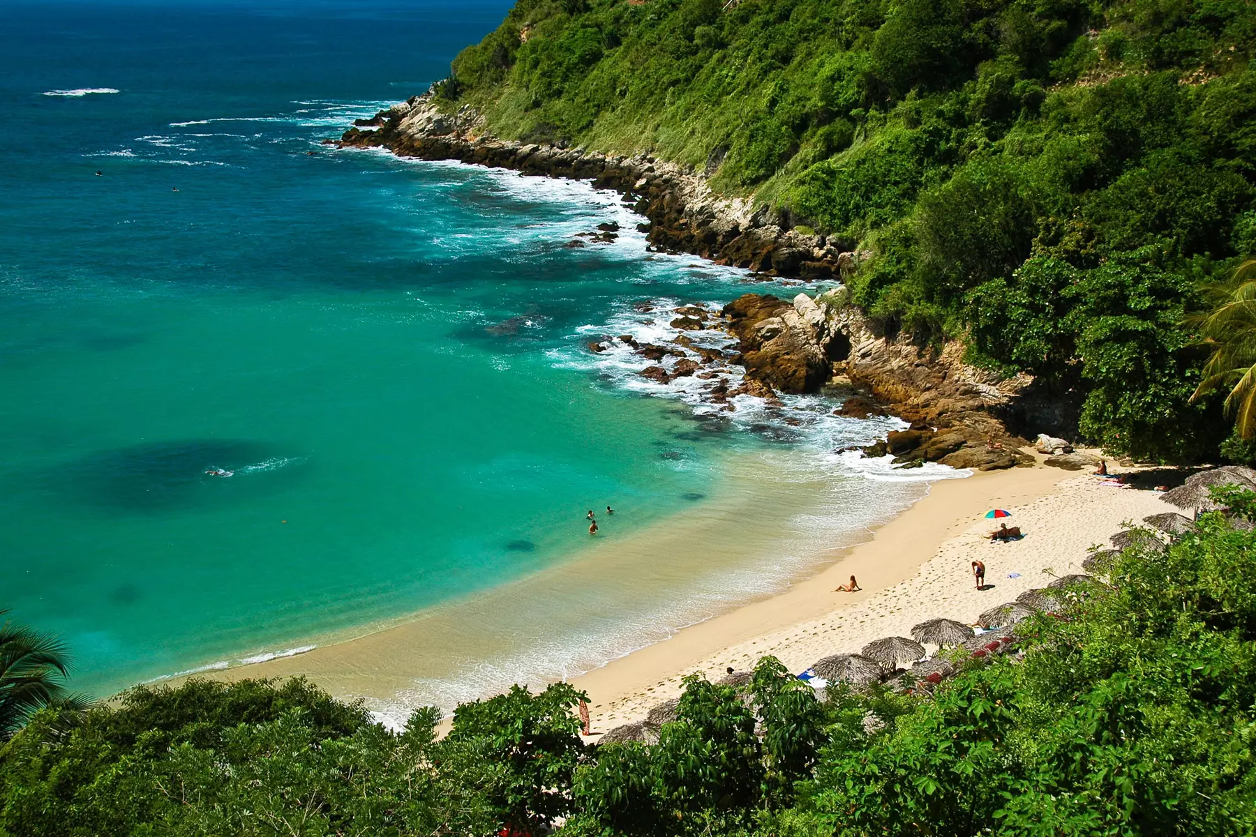 Prachtige turquoise wateren op het tropische paradijsstrand van Playa Carrizalillo, Oaxaca, Mexico