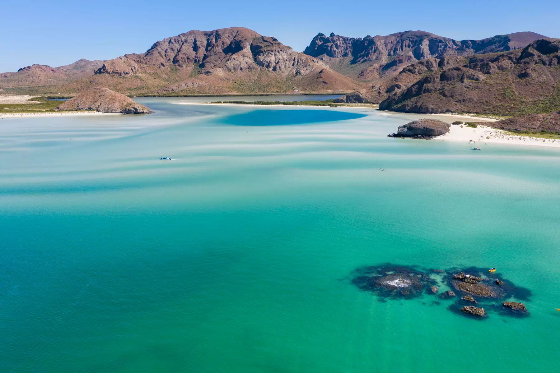 Mwonekano wa angani wa wakati wa mchana wa Playa Balandra, ufuo mahiri wa La Paz, Baja California Sur, Meksiko.