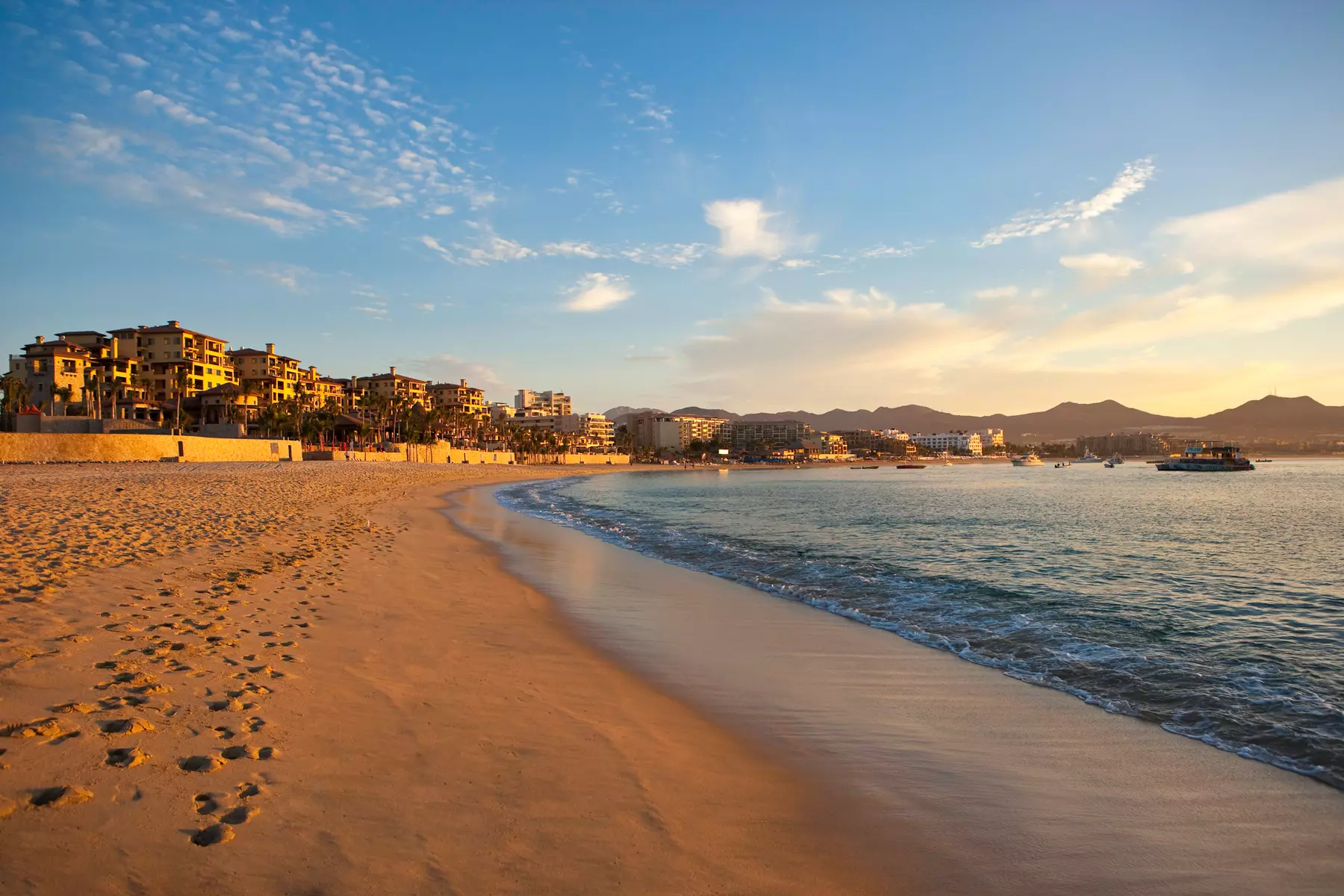 Medano Beach hauv Cabo San Lucas thaum lub sijhawm kub