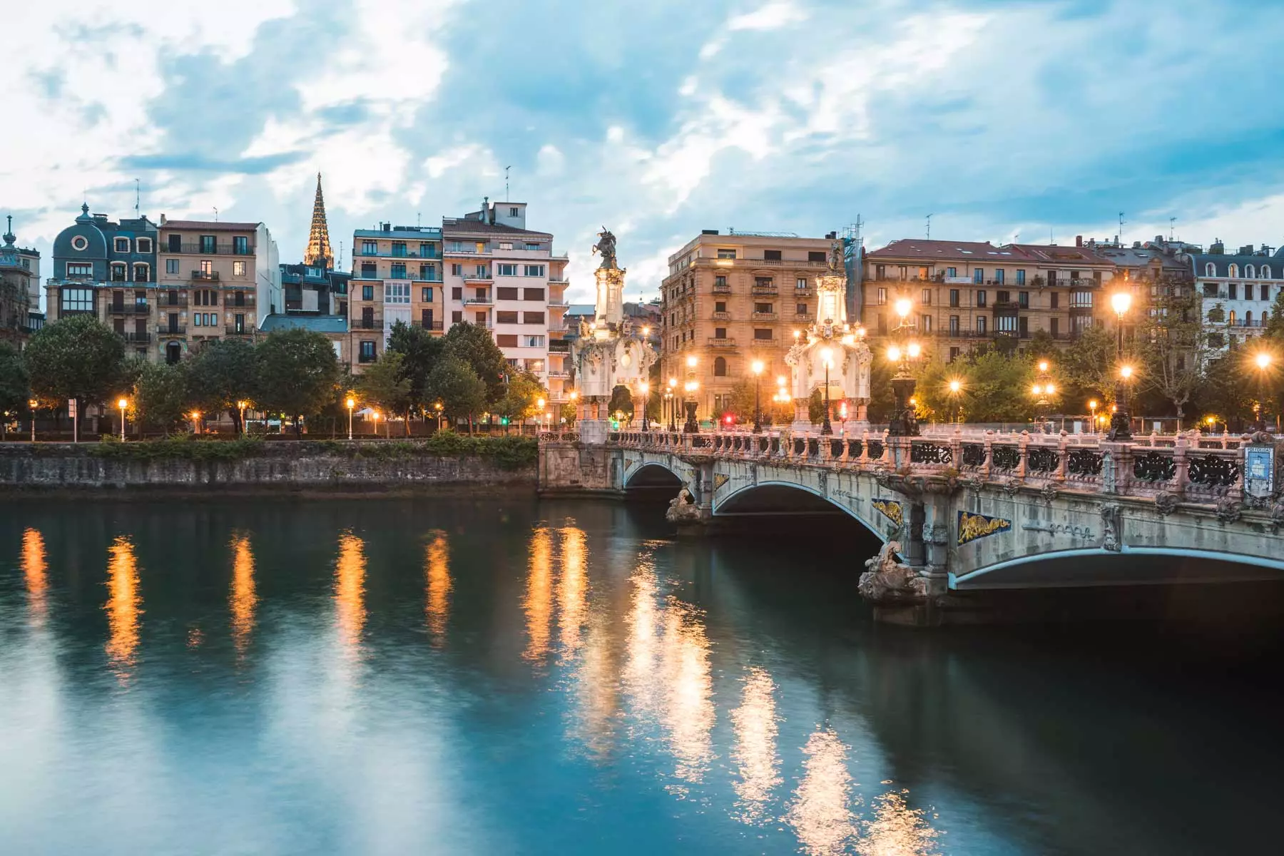 En bro som lyser i San Sebastian, Spanien, röstades fram till en av de bästa städerna i världen