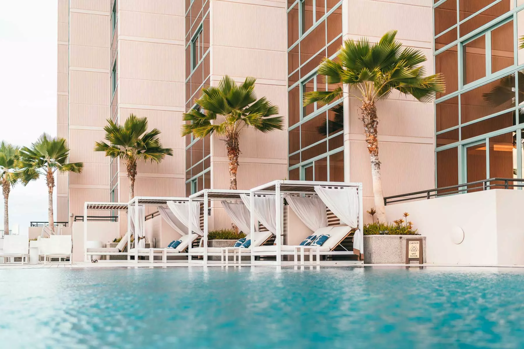 Vista da piscina e cabanas de hóspedes no Prince Waikiki, elixido como un dos mellores resorts e hoteis de Hawai