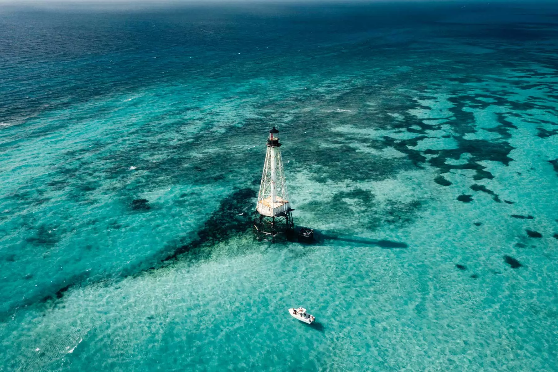 Itsasontzi bat ur garbietan Alligator Reed-eko itsasargitik gertu, Florida Keys-en