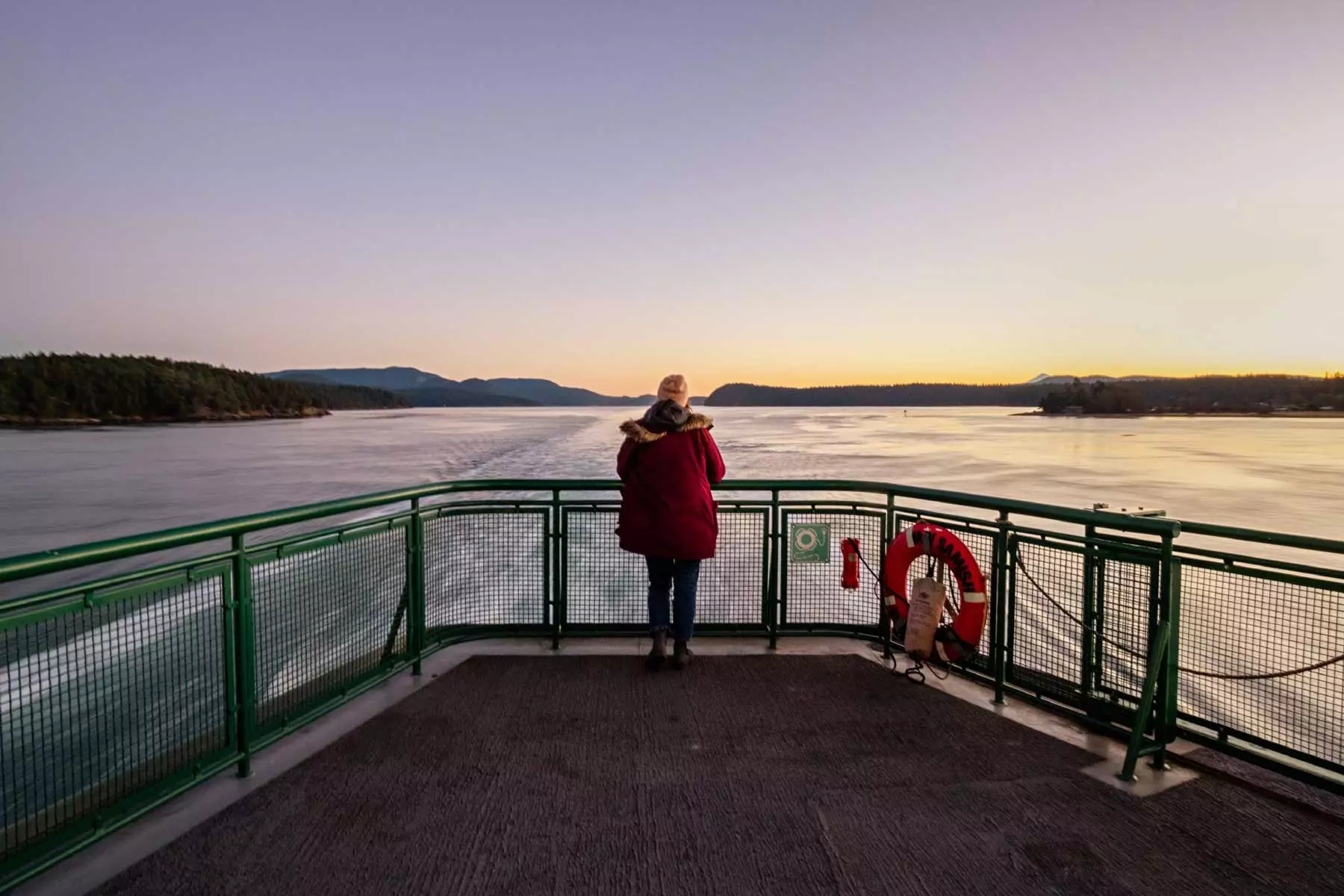 Emakume bat ferry batean San Juan uharteetan, Washington