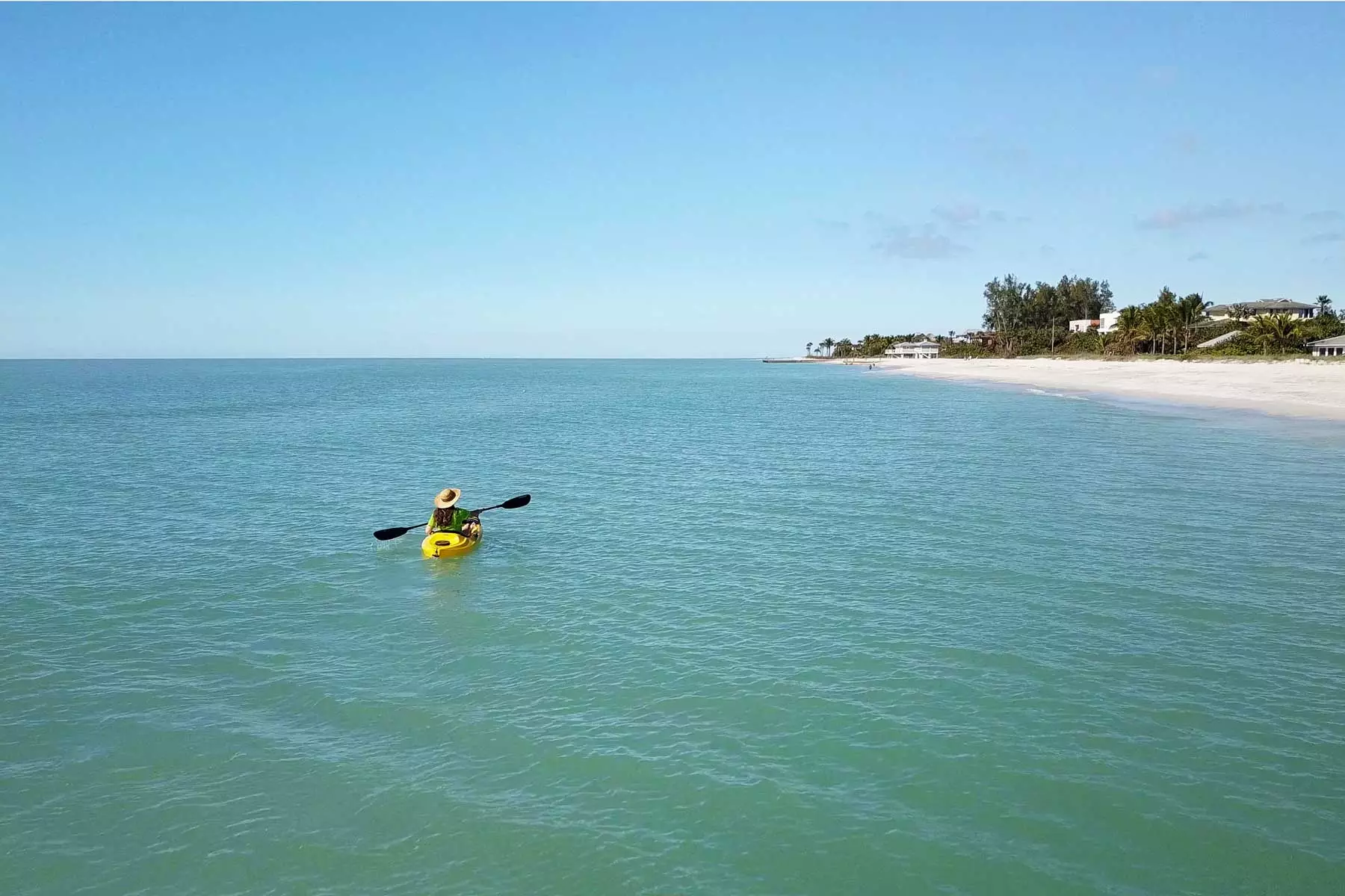 Florida ştatının Longboat Key sahillərində kayakçı