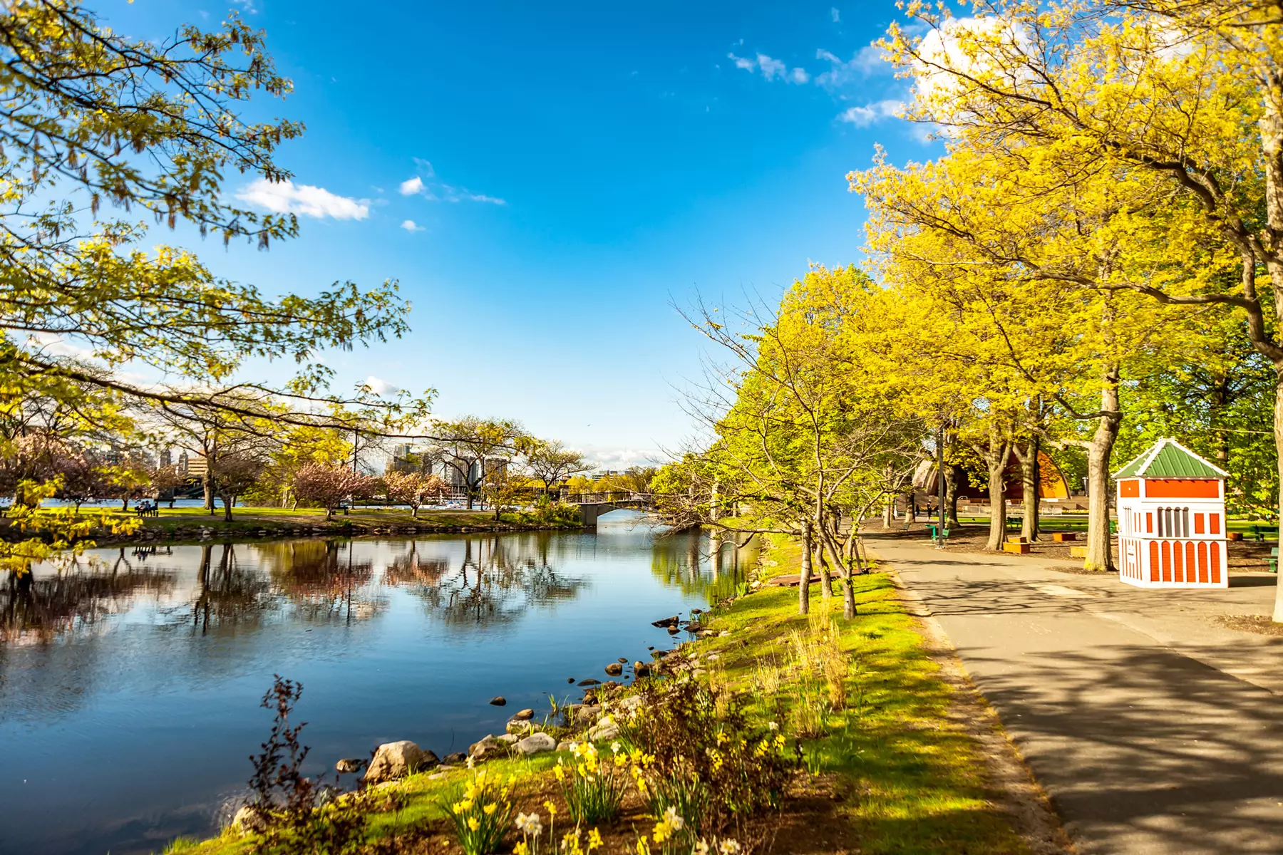 Charles River Esplanade، بوسٽن ۾ چارلس نديءَ جي ڪناري تي هڪ عوامي پارڪ.