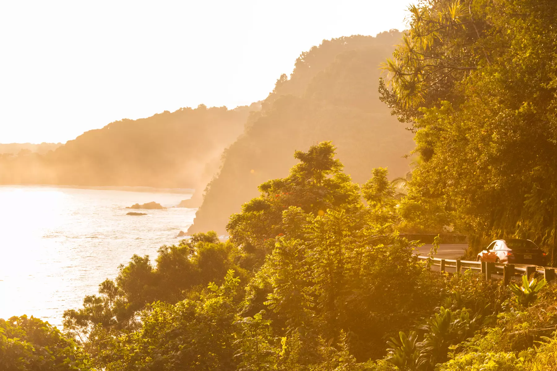 沿哈納高速公路的早晨曲線