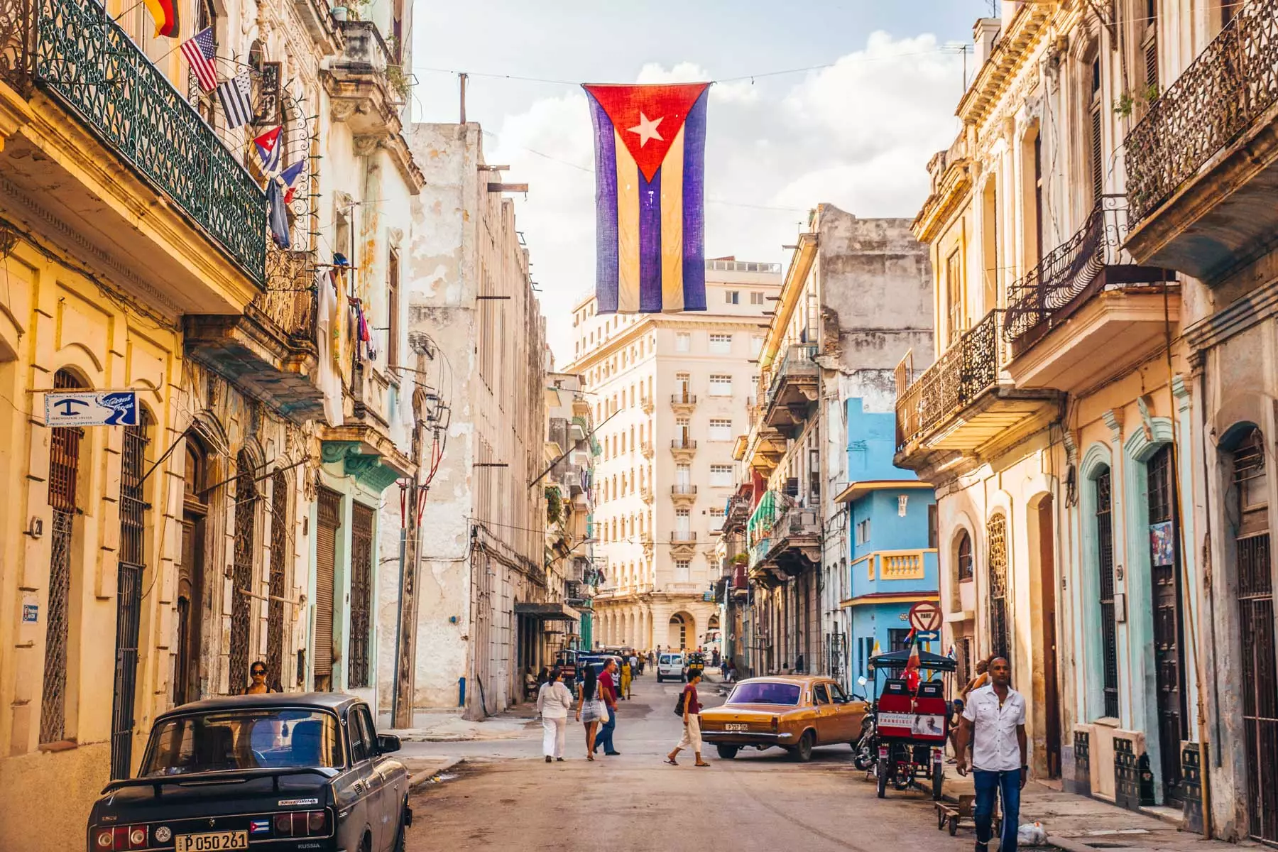 Una bandera cubana colgando sobre una calle de La Habana, Cuba