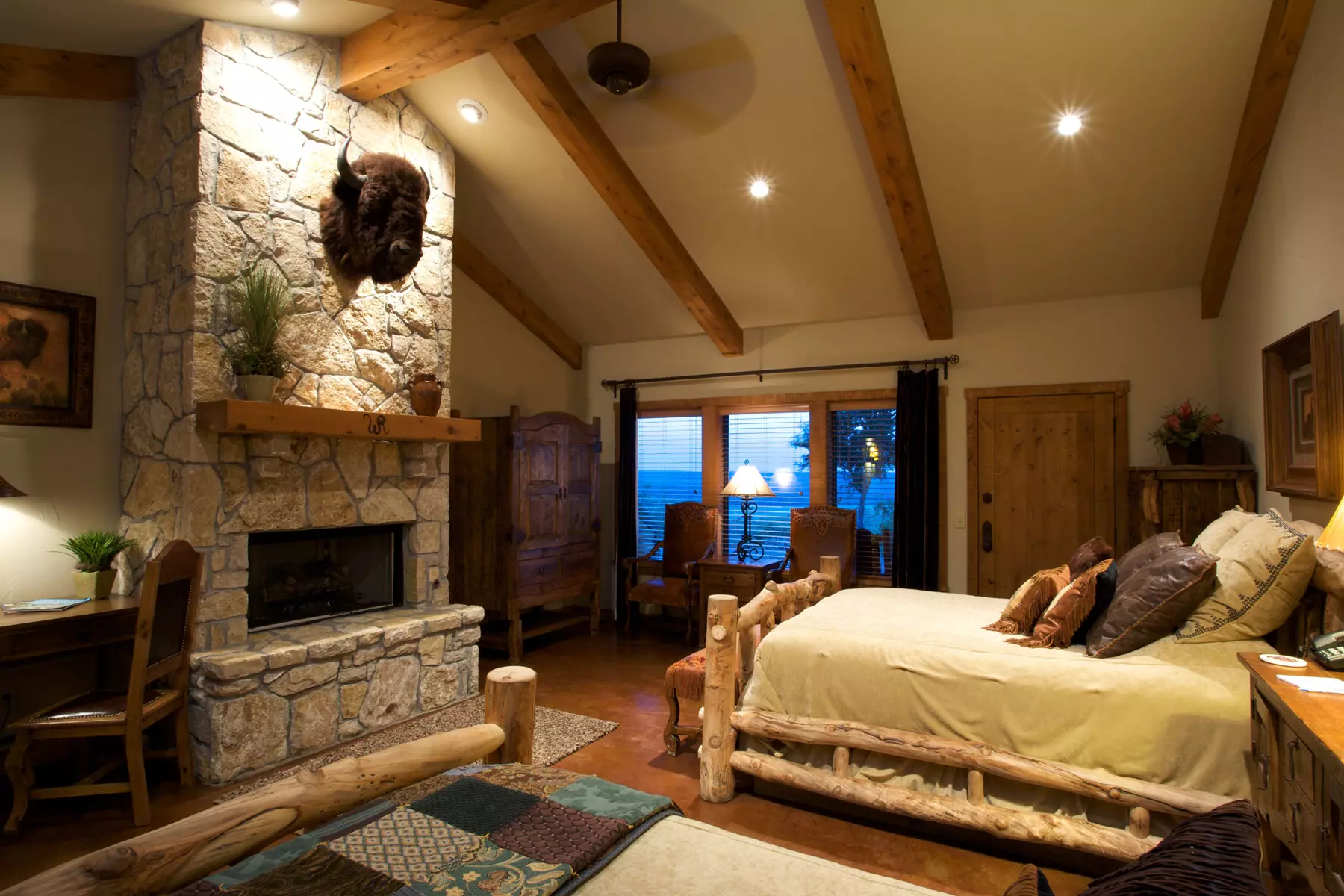 Unutrašnjost spavaće sobe u kabini na Wildcatter Ranch & Resortu u Teksasu