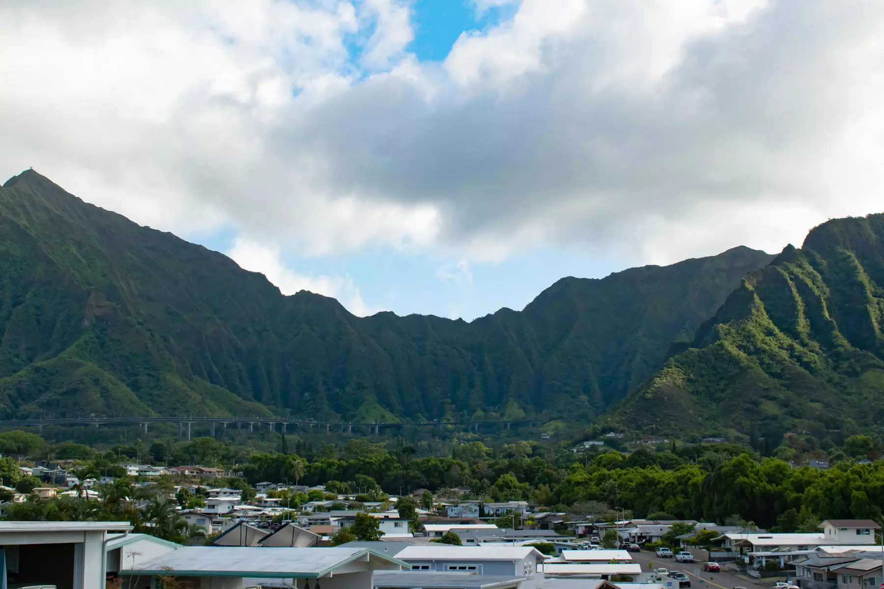 Vista dell'autostrada H3 e della catena montuosa Koolau su Oahu dal lato est, He'eia Street a Kaneohe.