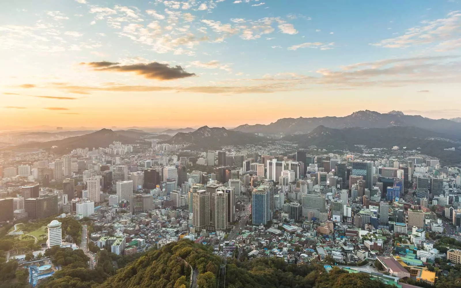 Paglubog ng araw sa skyline ng Seoul