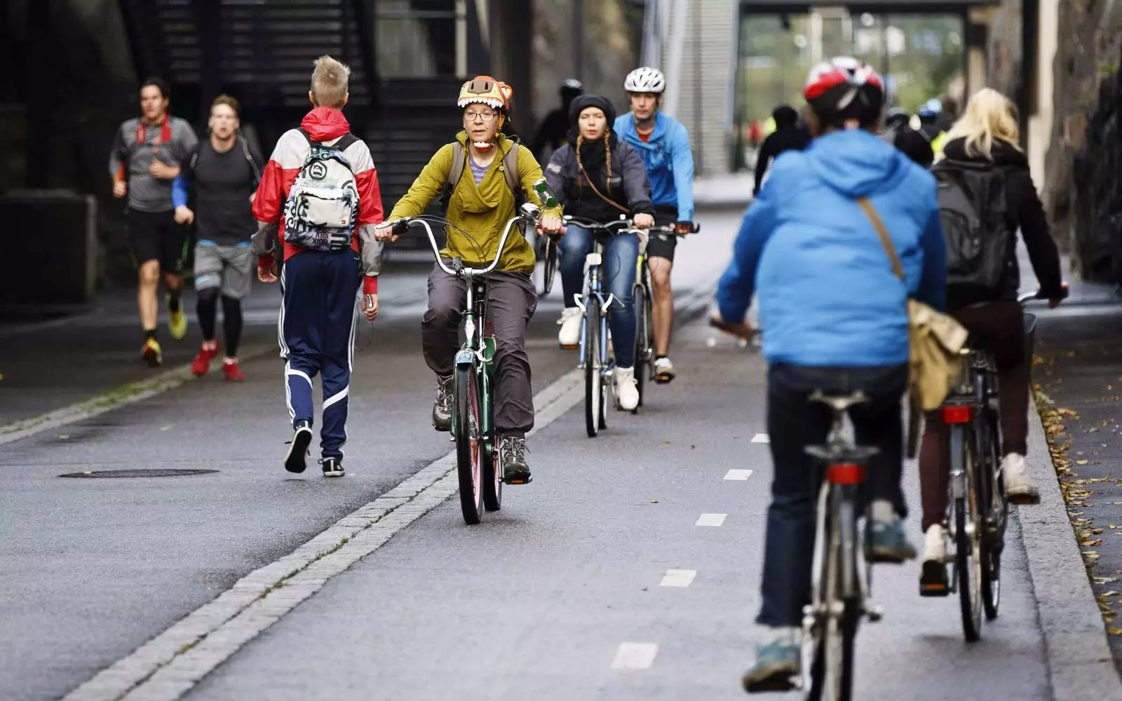 Chodci a bicykle v Helsinkách vo Fínsku