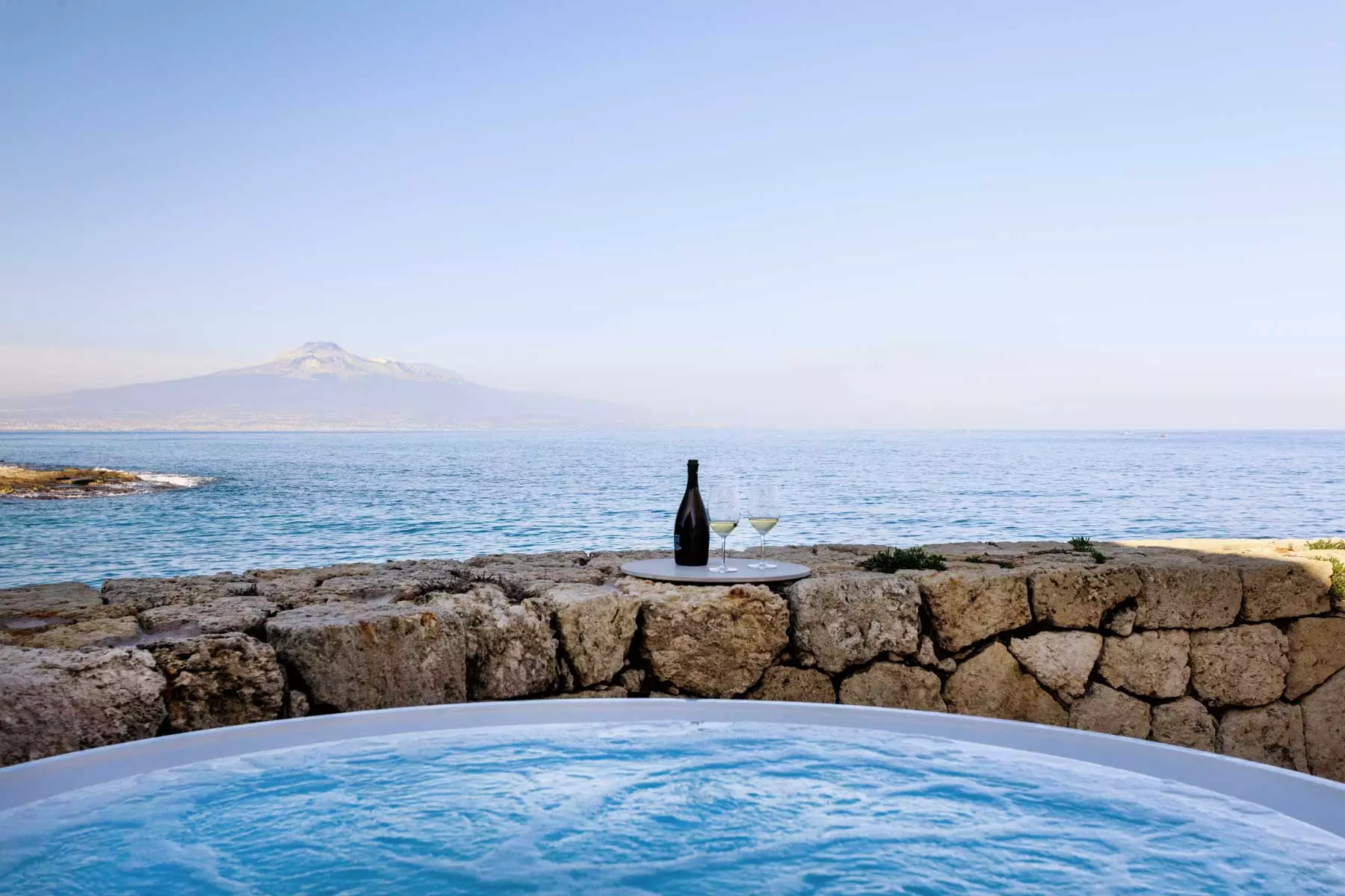 Vasca idromassaggio privata con vista sull'oceano al Faro di Brucoli, Sicilia, Italia