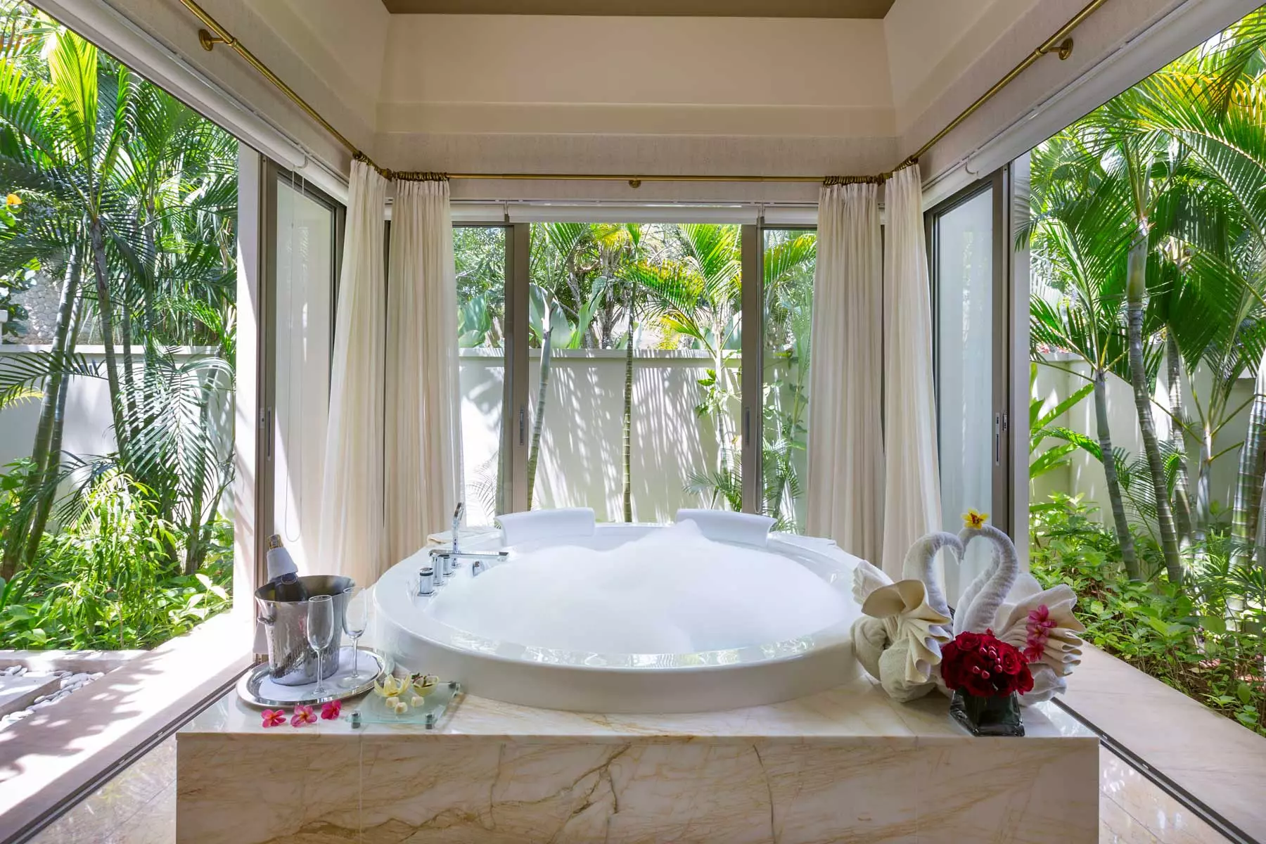 Hot tub romantis pribadi ing The Mulia Villas