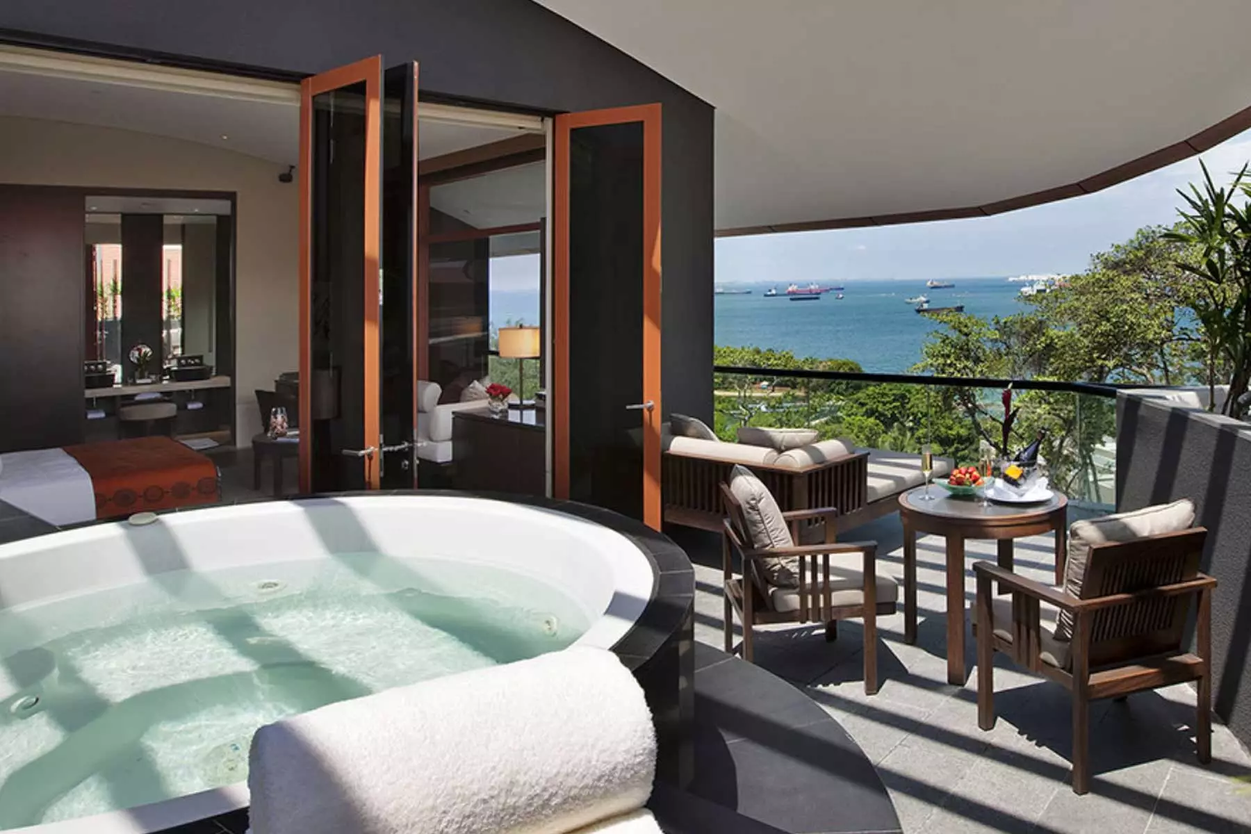 Suite Capella Singapore karo hot tub pribadi