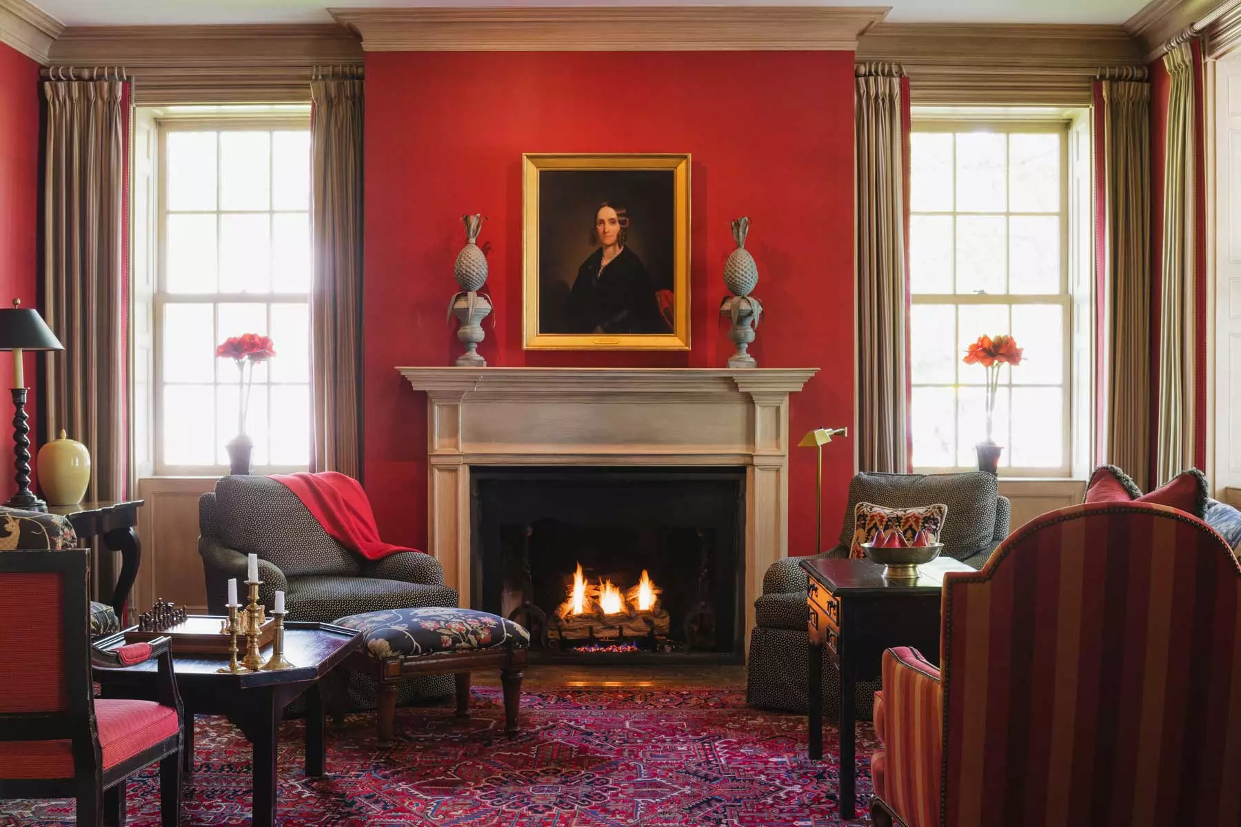 Ein rot gestrichener Salon in einem der Inns of Aurora, das zu einem der besten Resorts im Staat New York gewählt wurde