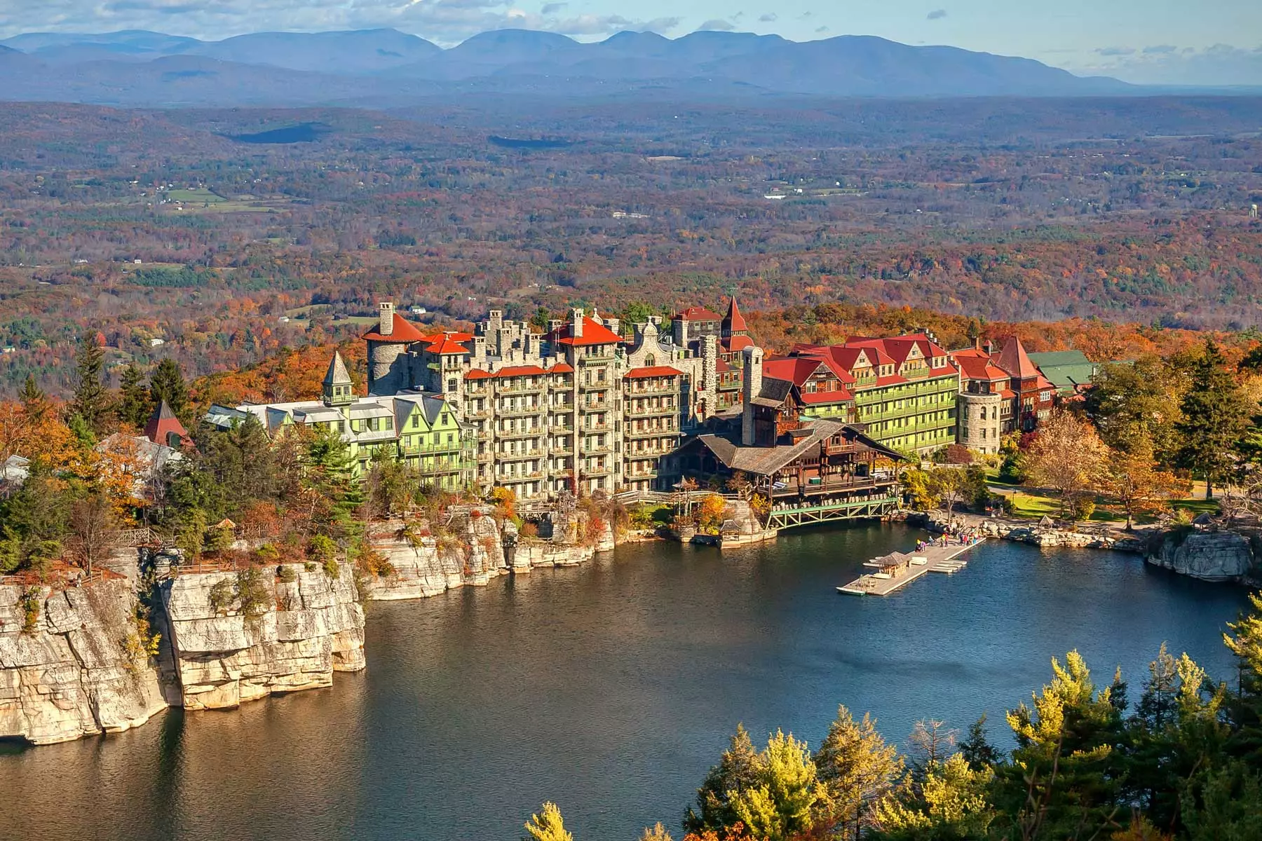 Herbstliche Luftaufnahme des Mohonk Mountain House, das zu einem der besten Resorts im Staat New York gewählt wurde
