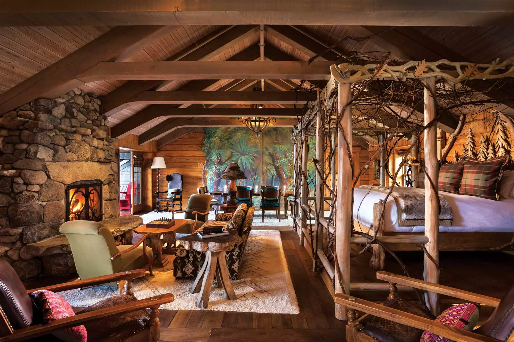 სასტუმრო ოთახის ხის და ქვის ინტერიერი Lake Placid Lodge-ში, რომელიც ნიუ-იორკის შტატის ერთ-ერთ საუკეთესო კურორტად დასახელდა.