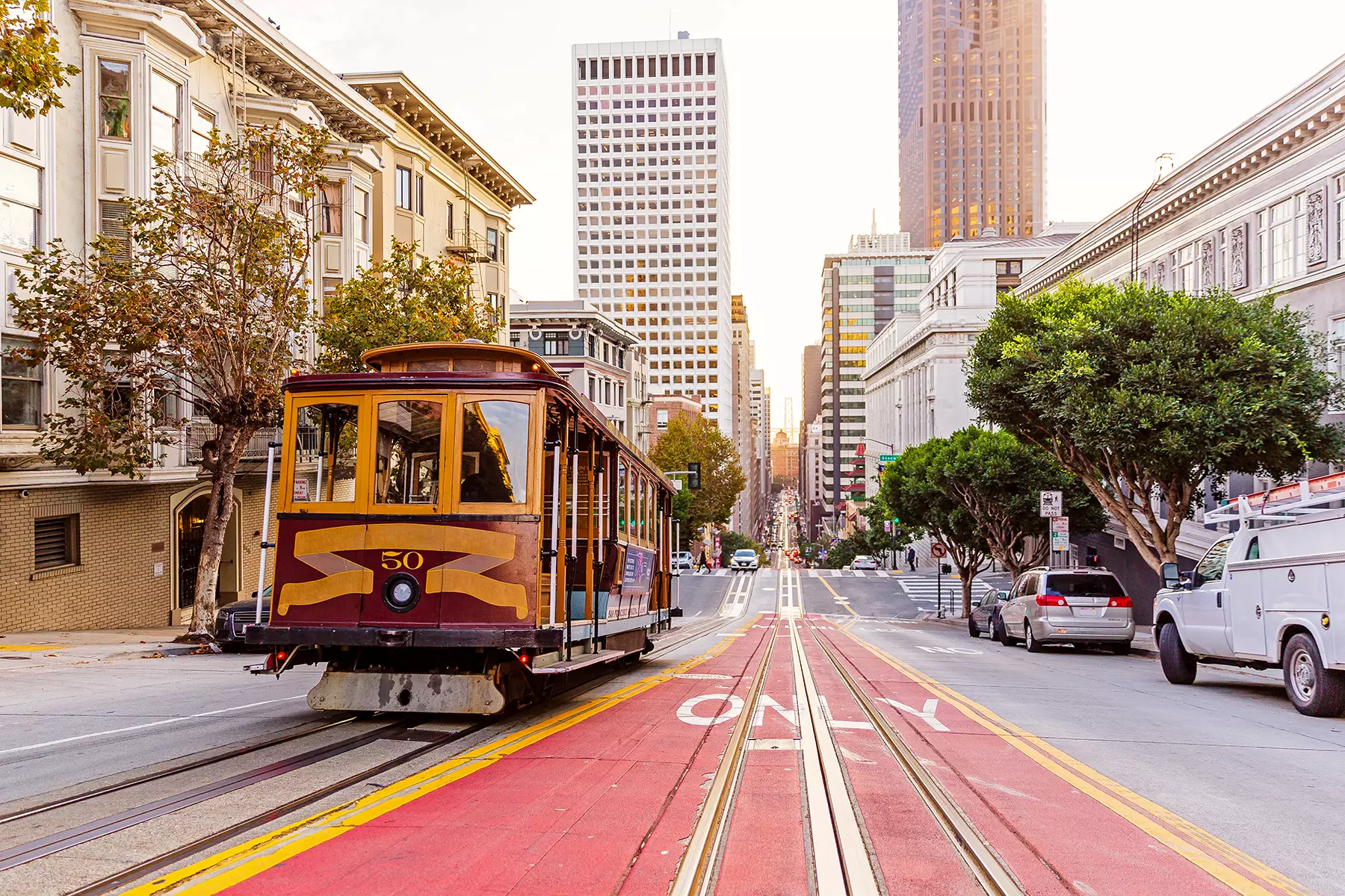 Car cebl hanesyddol ar y stryd yn San Francisco