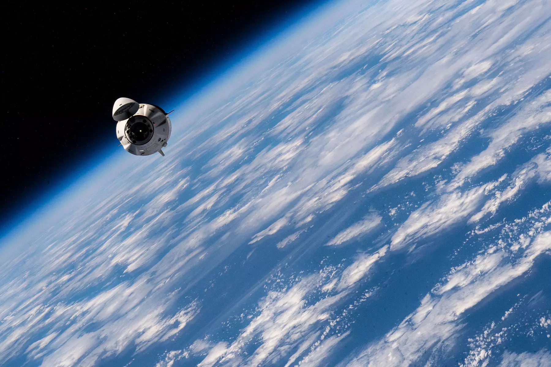 Une vue de la capsule de l'équipage de SpaceX s'approchant de la Station spatiale internationale