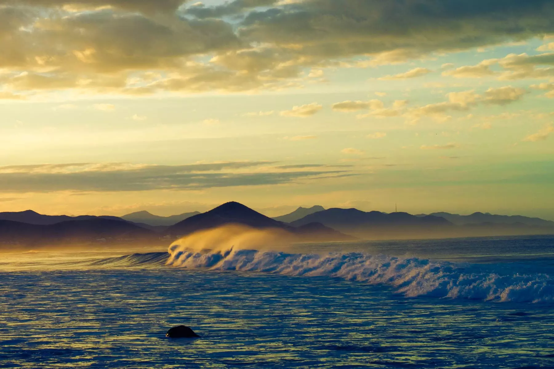 Olas chegando a Todos Santos, México