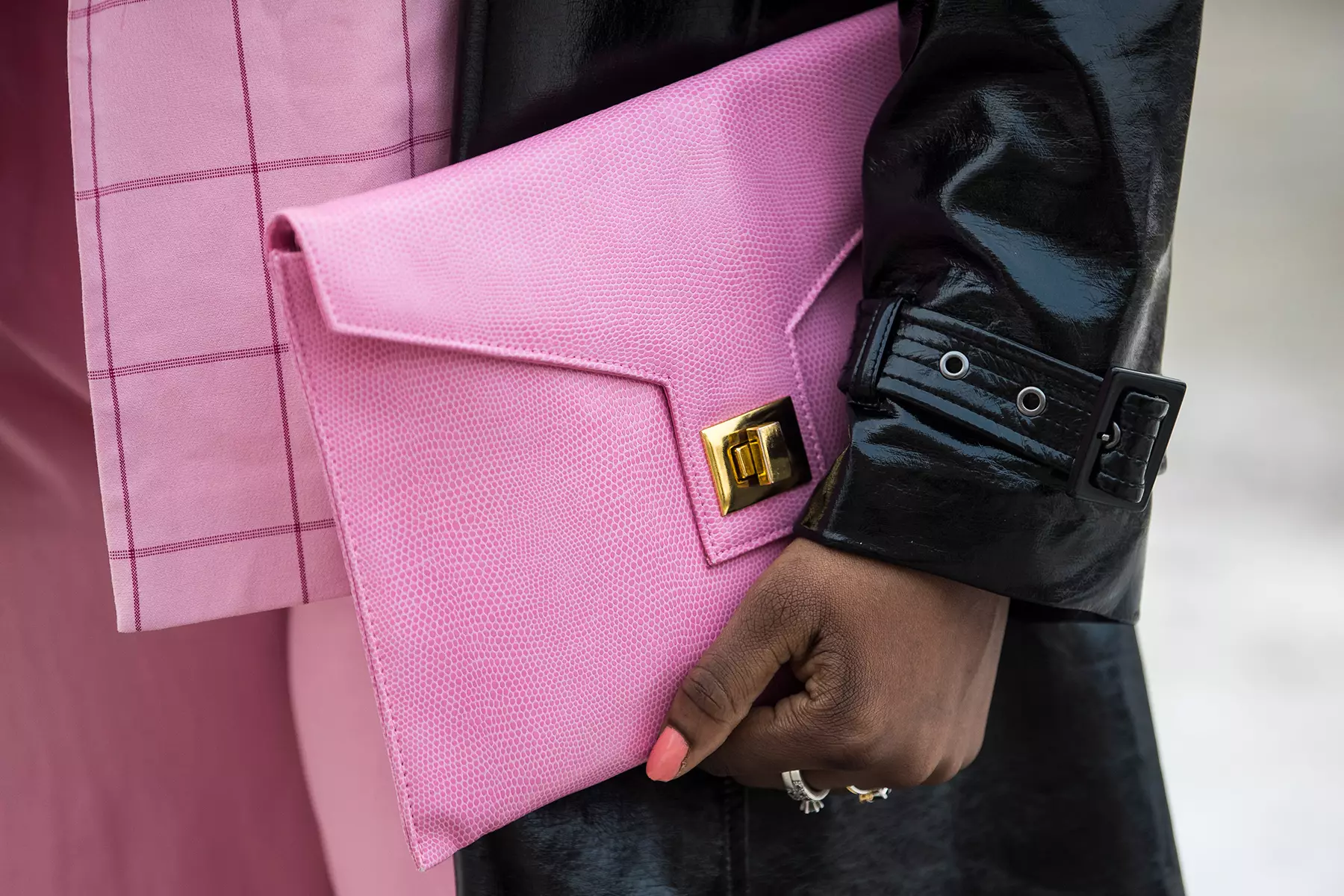 Eine Tasche von Gina Tricot während der Stockholm Fashion Week