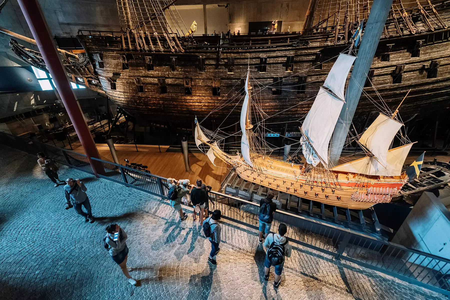 Ljudje obiščejo muzej Vasa v Stockholmu