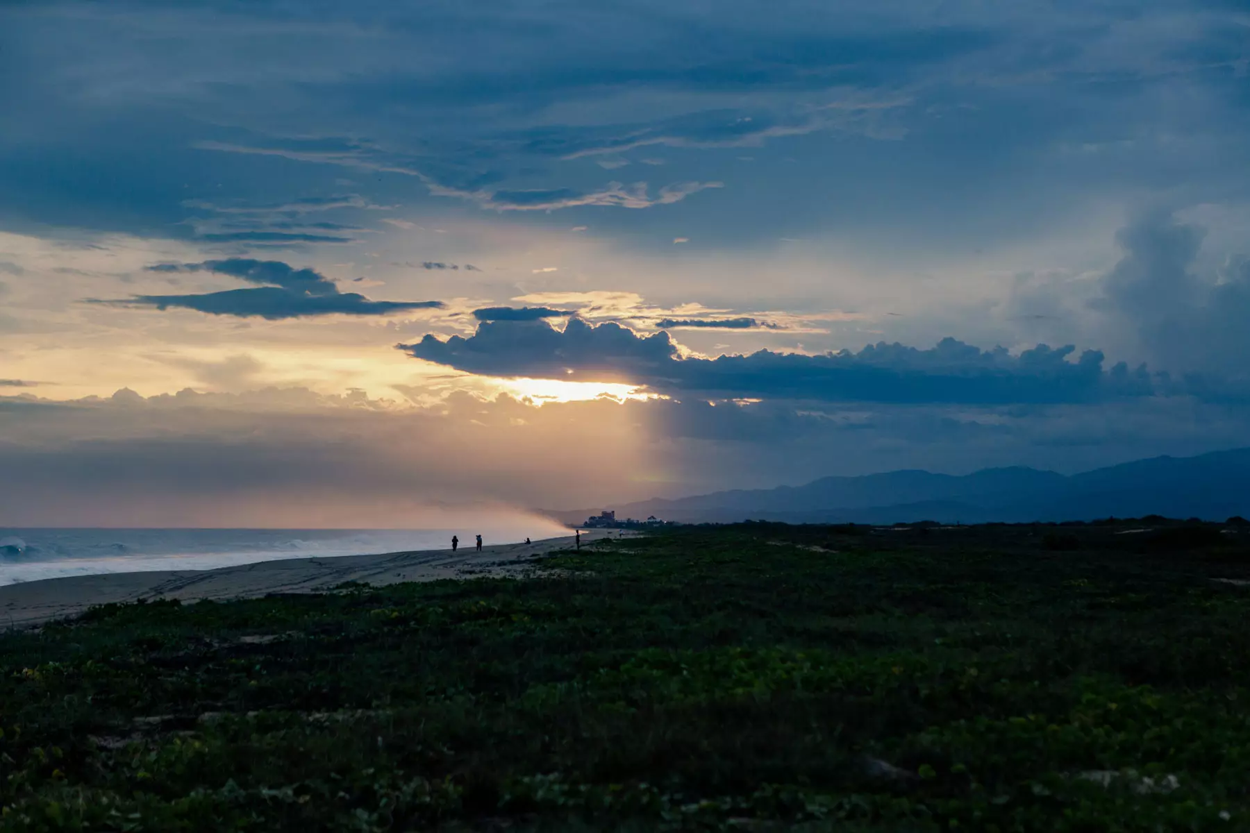 Splendide scene delle spiagge locali e del surf di Puerto Escondido