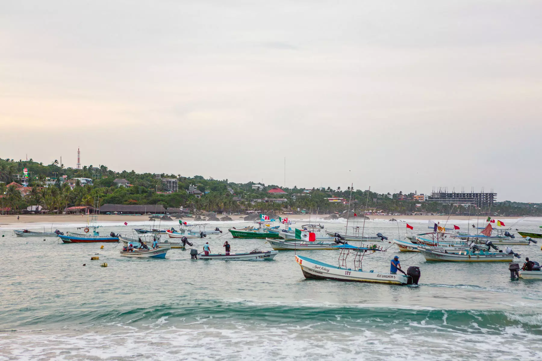 Prekrasni prizori lokalnih plaža Puerto Escondida i surfanja