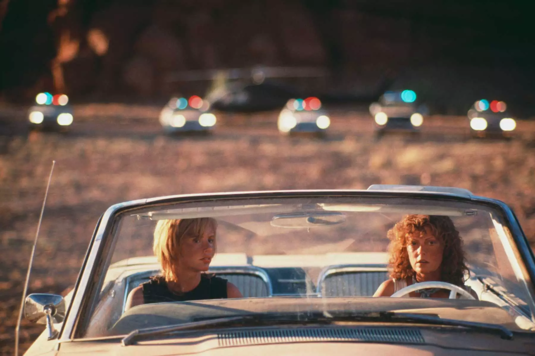 Actrițele Geena Davis (stânga) și Susan Sarandon își cântăresc opțiunile în filmul „Thelma And Louise”, 1991.