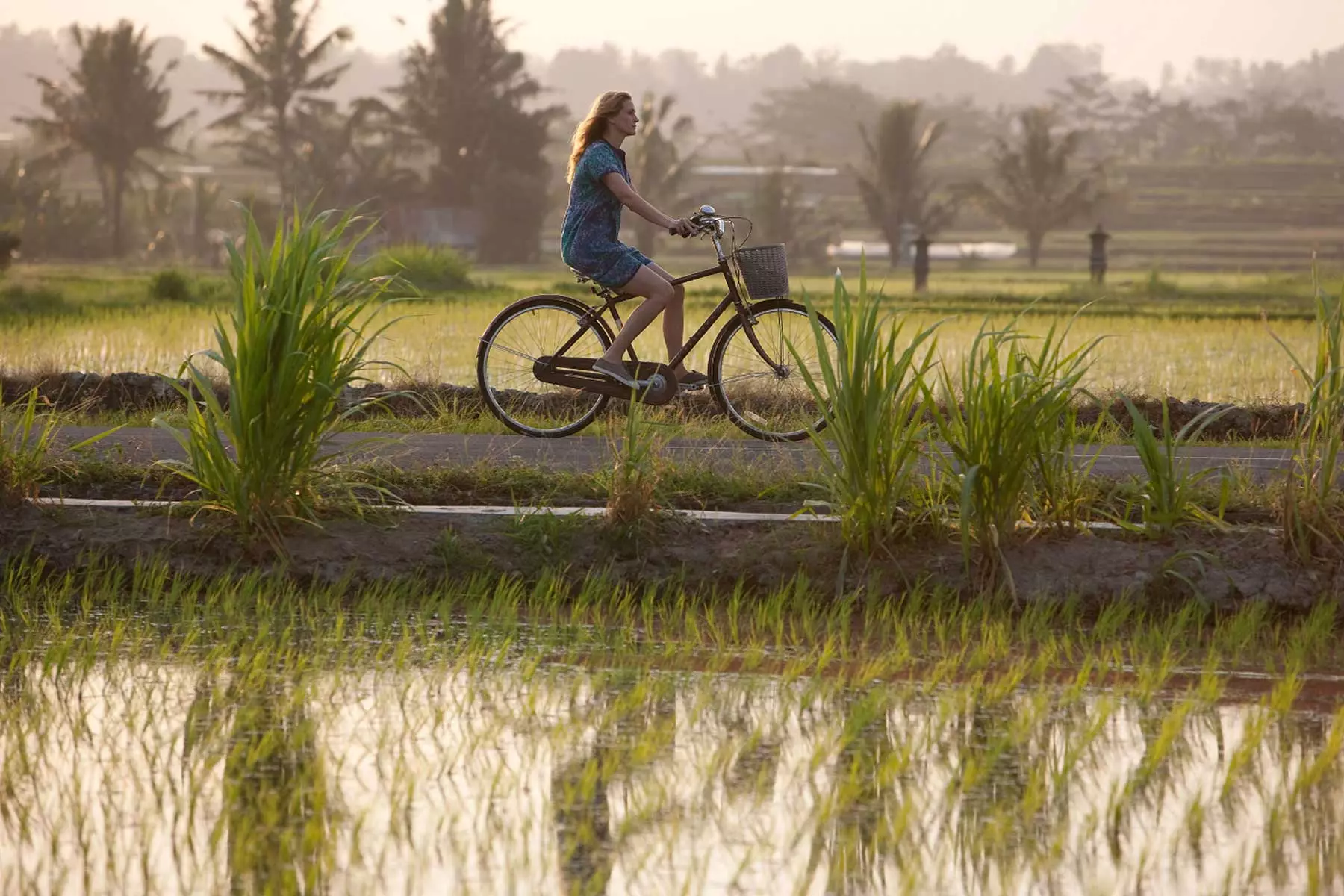 Scena del film Eat, Pray, Love con Julia Roberts in sella a una bicicletta