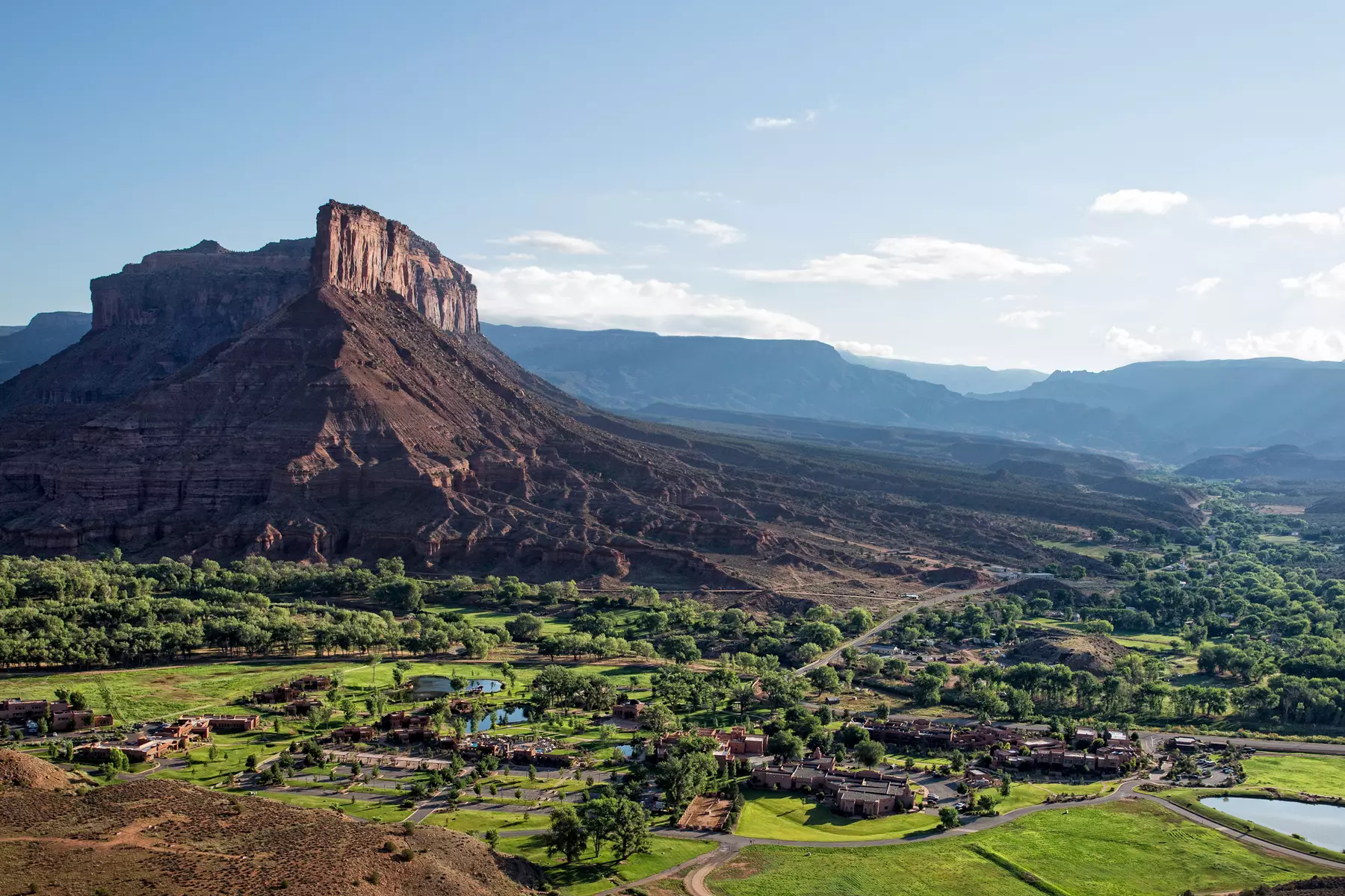 Cảnh quan cảnh quan từ trên không của Khu nghỉ dưỡng Gateway Canyons ở Colorado