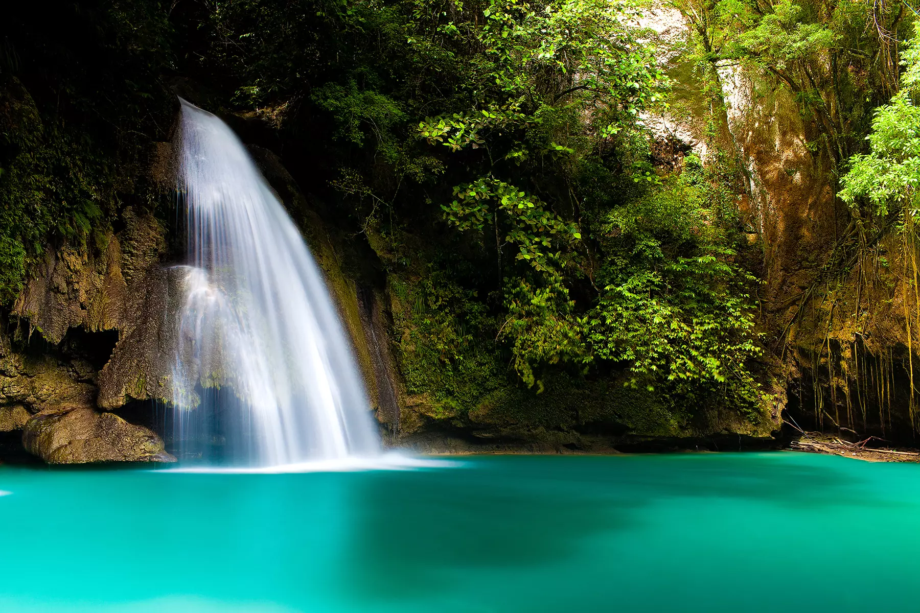Hauv qab ntog hauv Kawasan Falls. Qhov dej tsaws tsag nyob ntawm Matutinao, Badian, Cebu, Philippines.