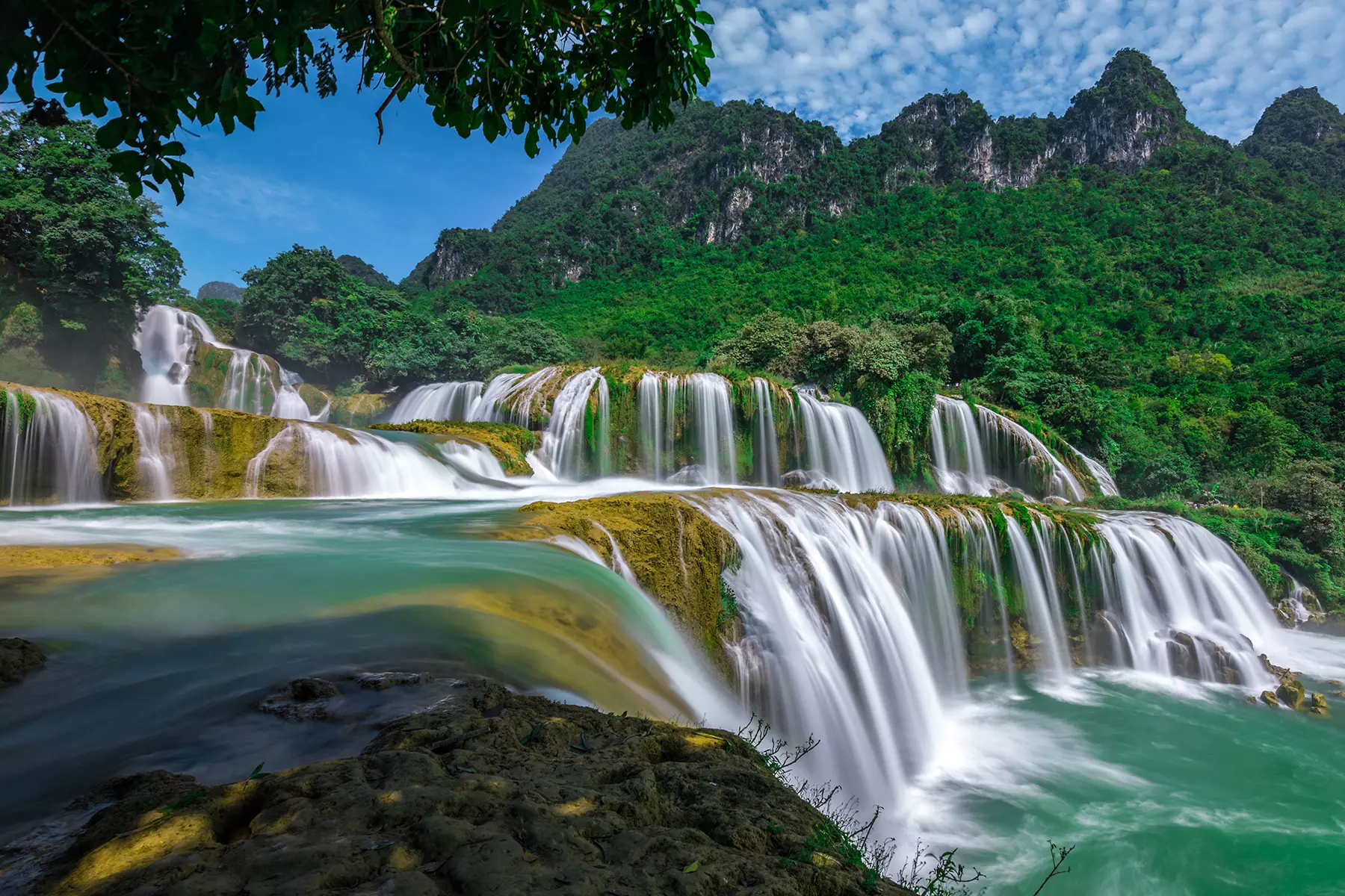 BanGioc是越南最美麗的。它也是越南和中國之間的天然邊界。