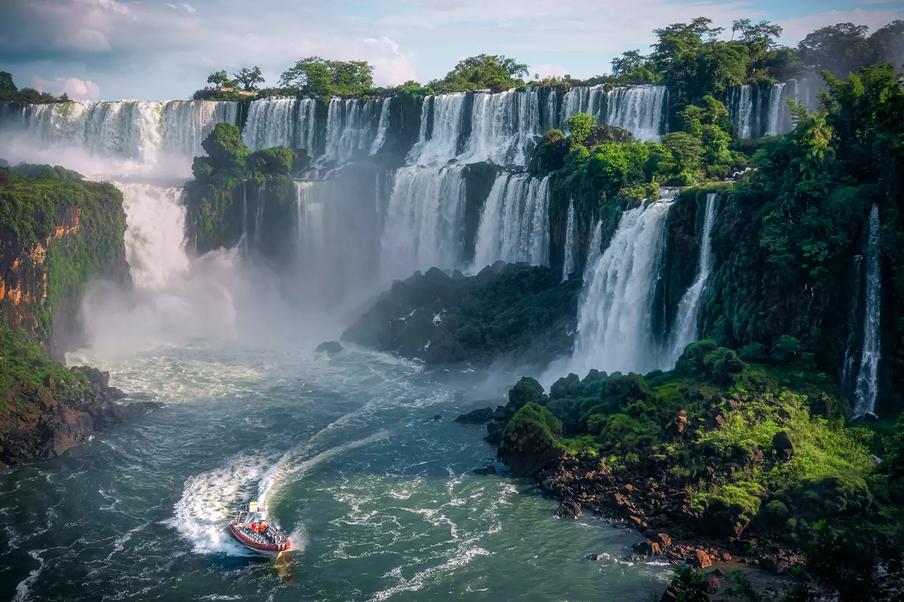 Vodopády Iguazu, národní park Iguazu, hranice Brazílie-Argentina-Paraguay.