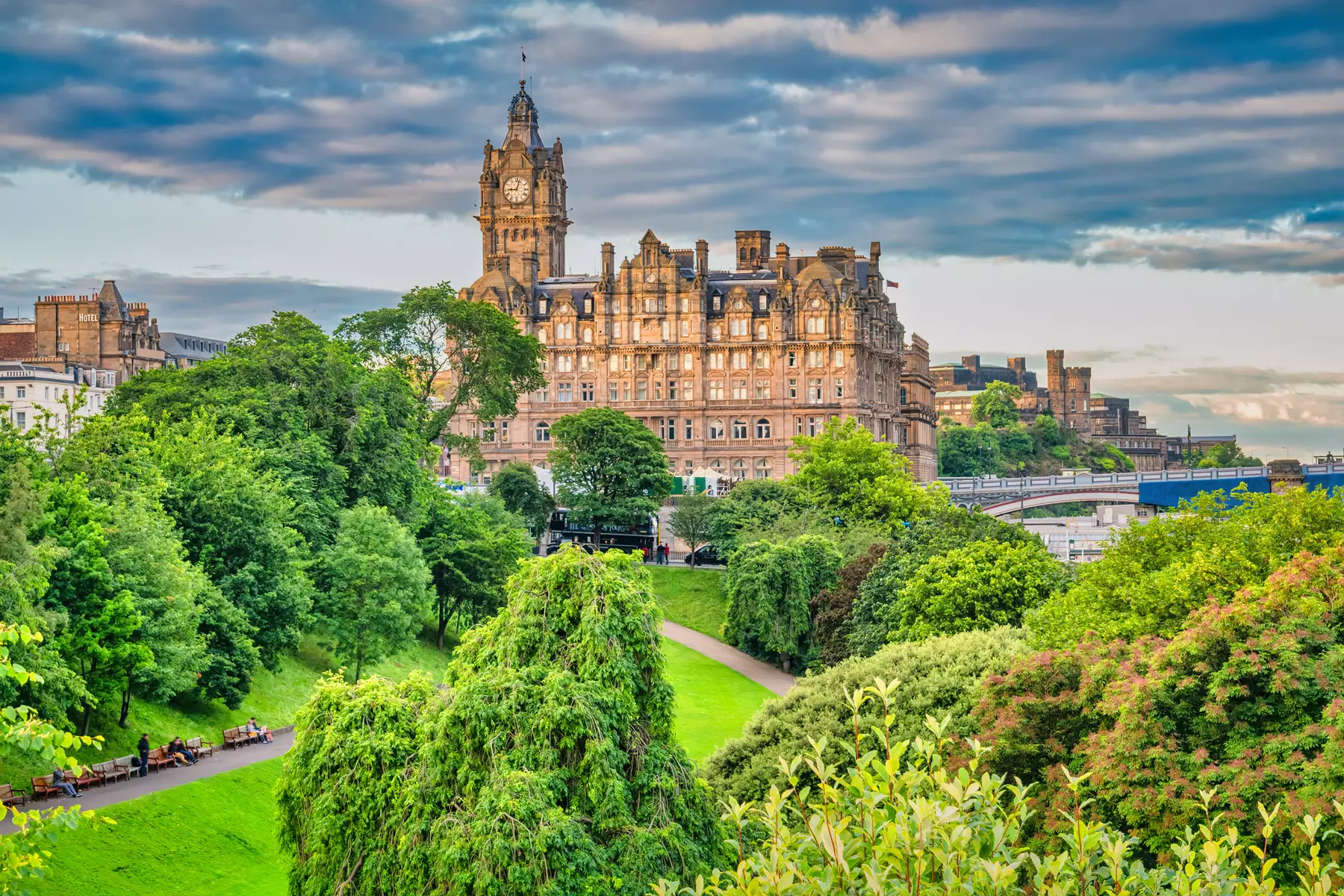 Princes Street Gardens und Hotel in Edinburgh, Schottland bei Sonnenuntergang.