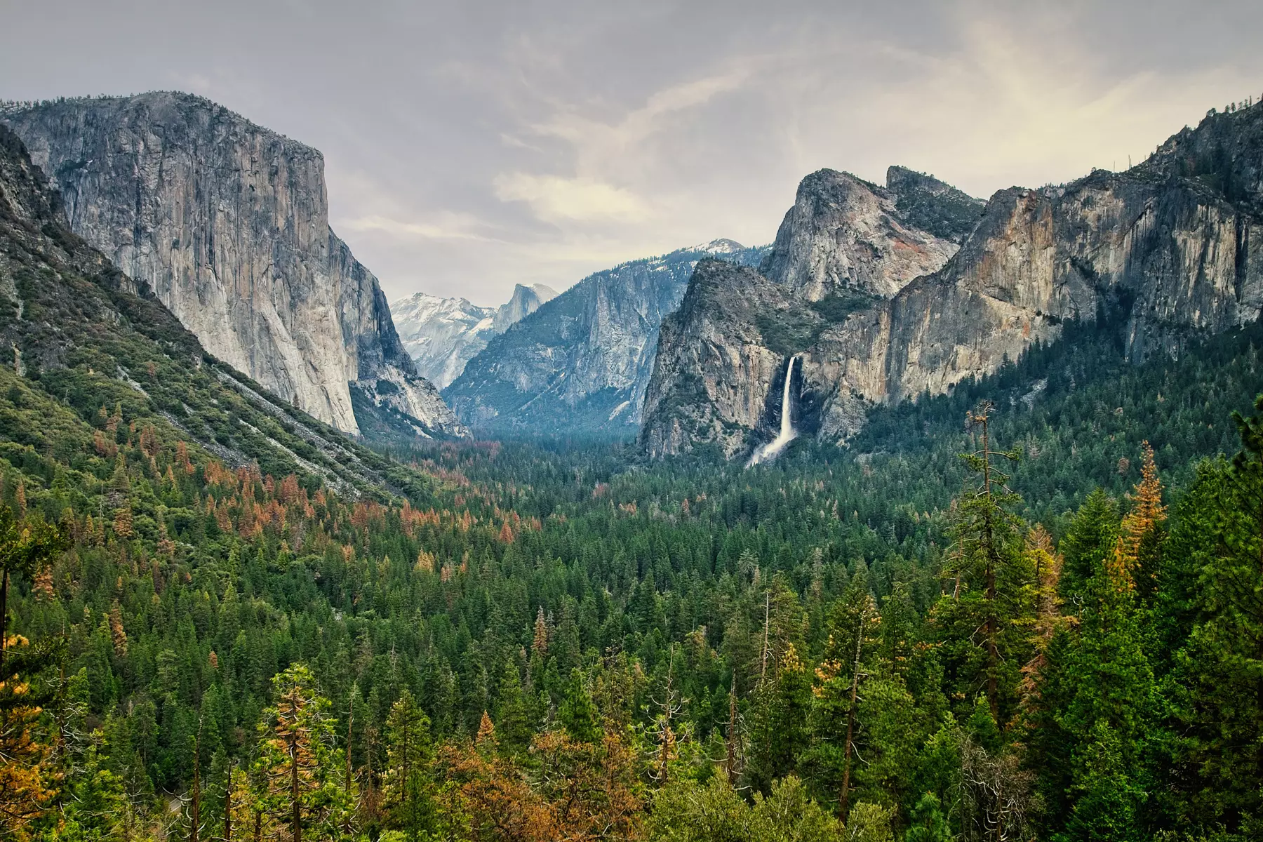 Talan-awon nga talan-awon sa mga bukid batok sa langit, Yosemite National Park, California, Estados Unidos, USA