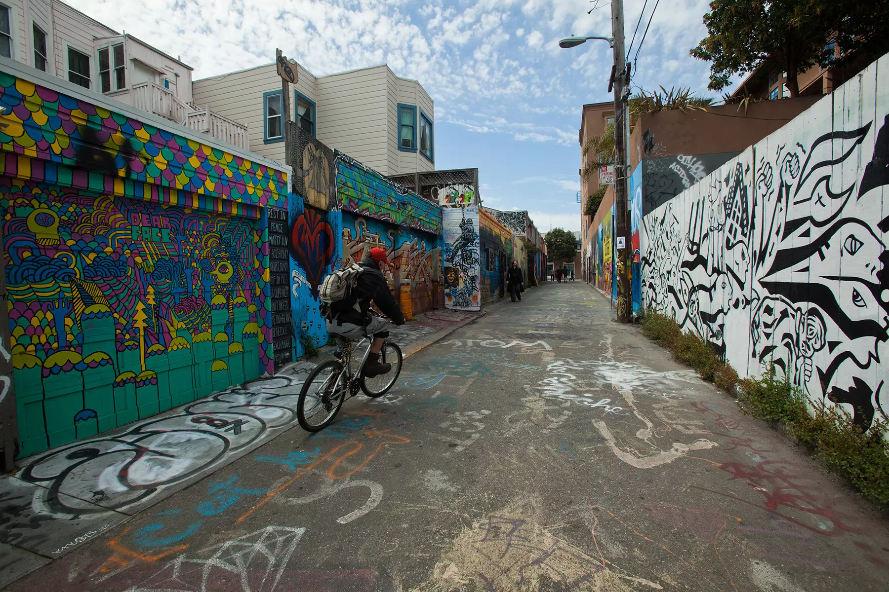 Fahren Sie mit dem Fahrrad die Clarion Alley hinunter, vorbei am Mural Project