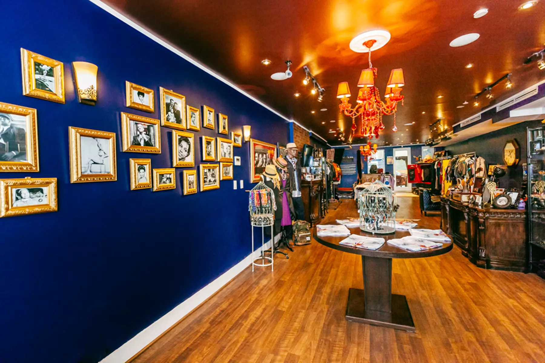 នៅខាងក្នុងហាង Harlem Haberdashery ក្នុង NYC