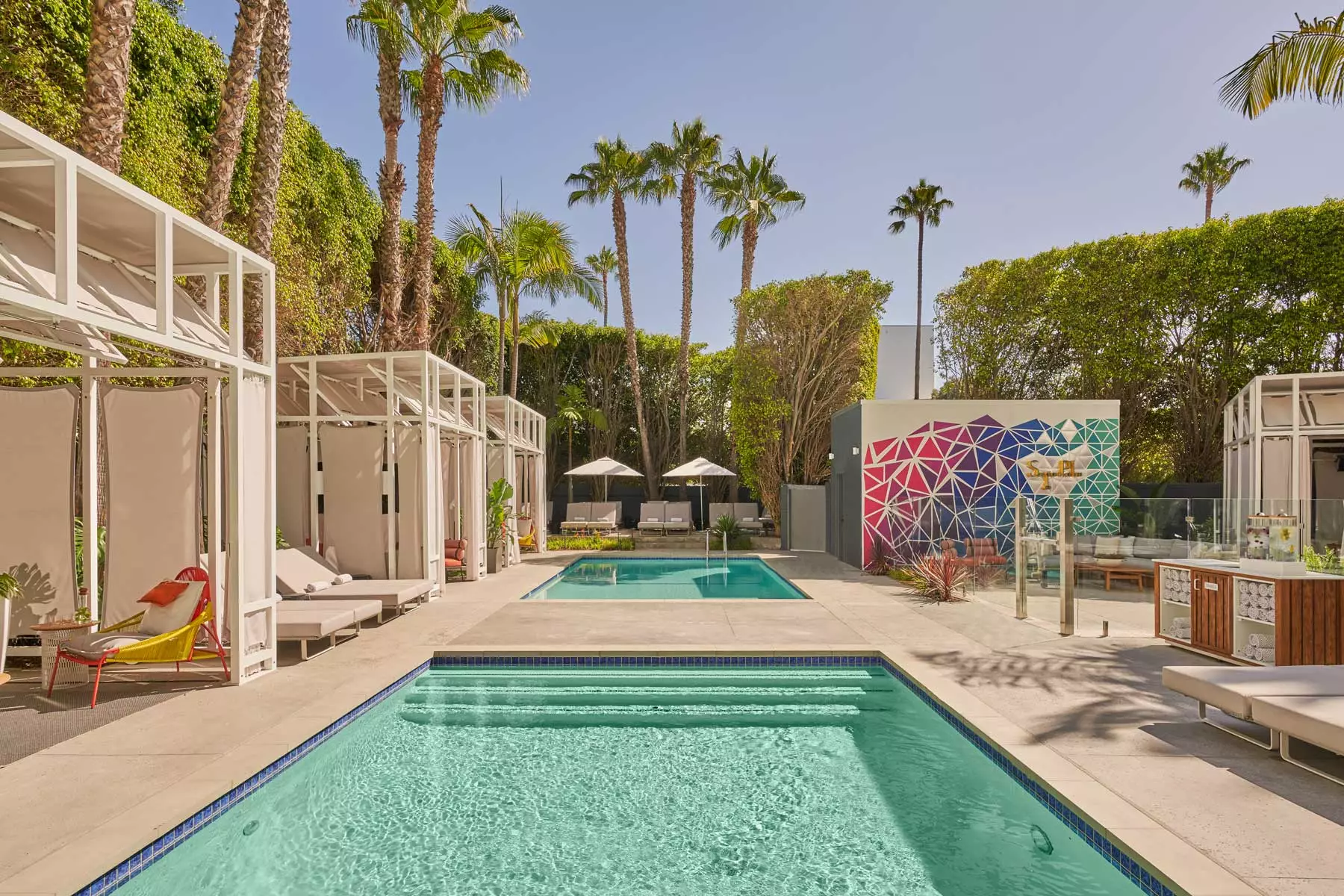 Der Pool des Viceroy Santa Monica Hotels, das zu einem der besten Stadthotels der Vereinigten Staaten gewählt wurde