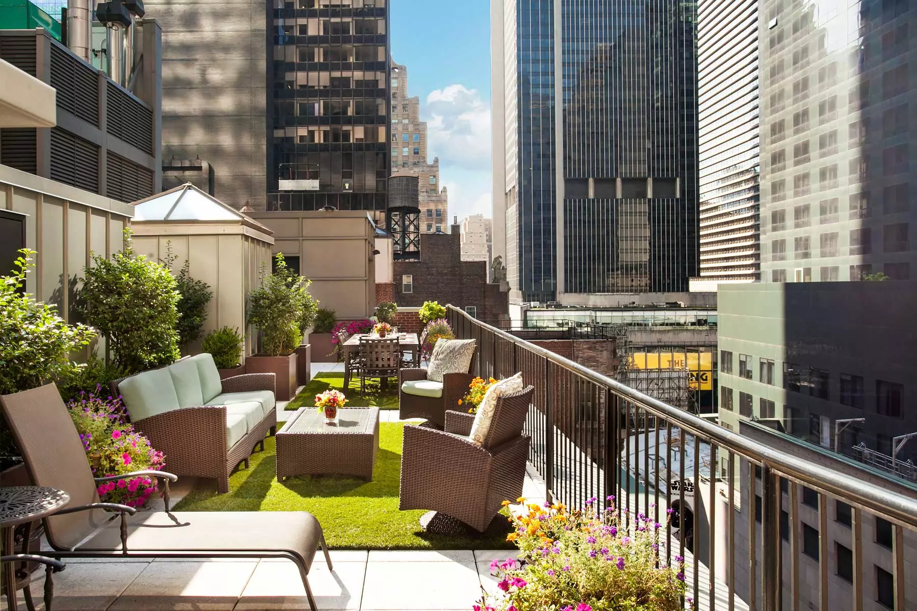 Eine Terrasse im The Chatwal, das zu einem der besten Stadthotels der Vereinigten Staaten gewählt wurde