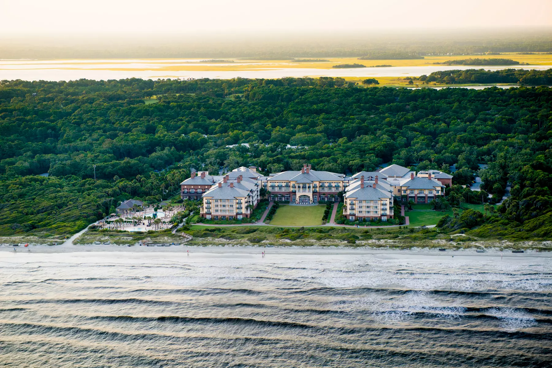 Escena do santuario da illa de Kiawah desde o ceo enriba coa vegetación e a costa do océano