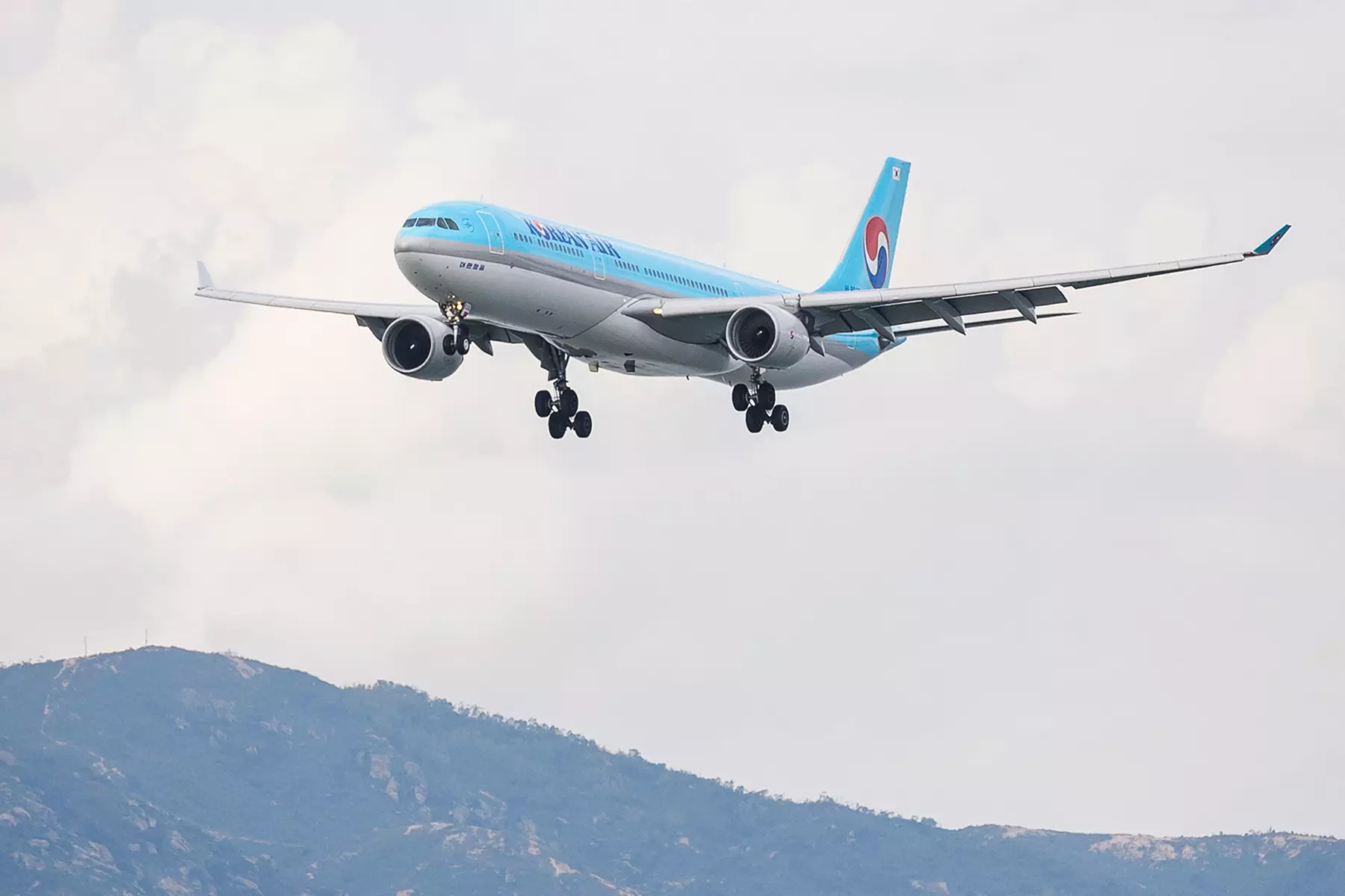 Một máy bay chở khách Airbus A330-300 của Korean Air hạ cánh xuống sân bay quốc tế Hồng Kông