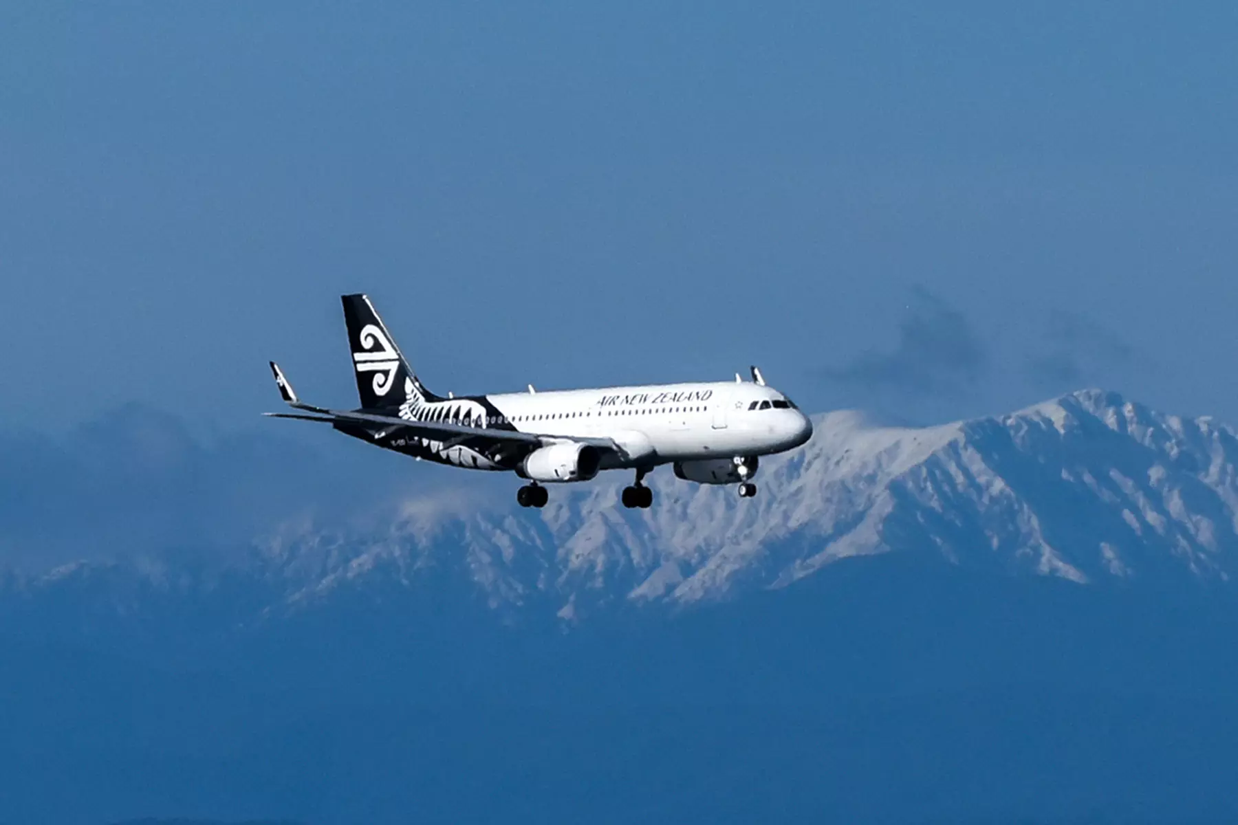 Air New Zealand-fly forbereder seg på å lande på Wellington flyplass i Wellington, New Zealand.