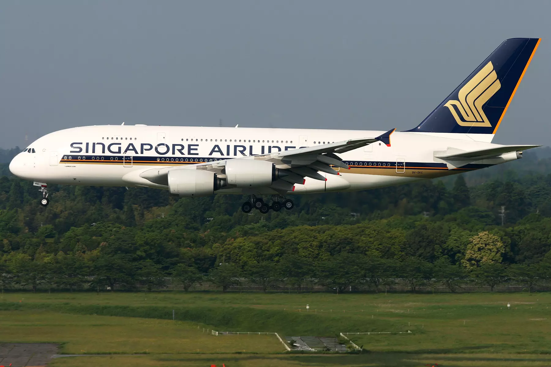 Um avião da Singapore Airlines pousando em um aeroporto
