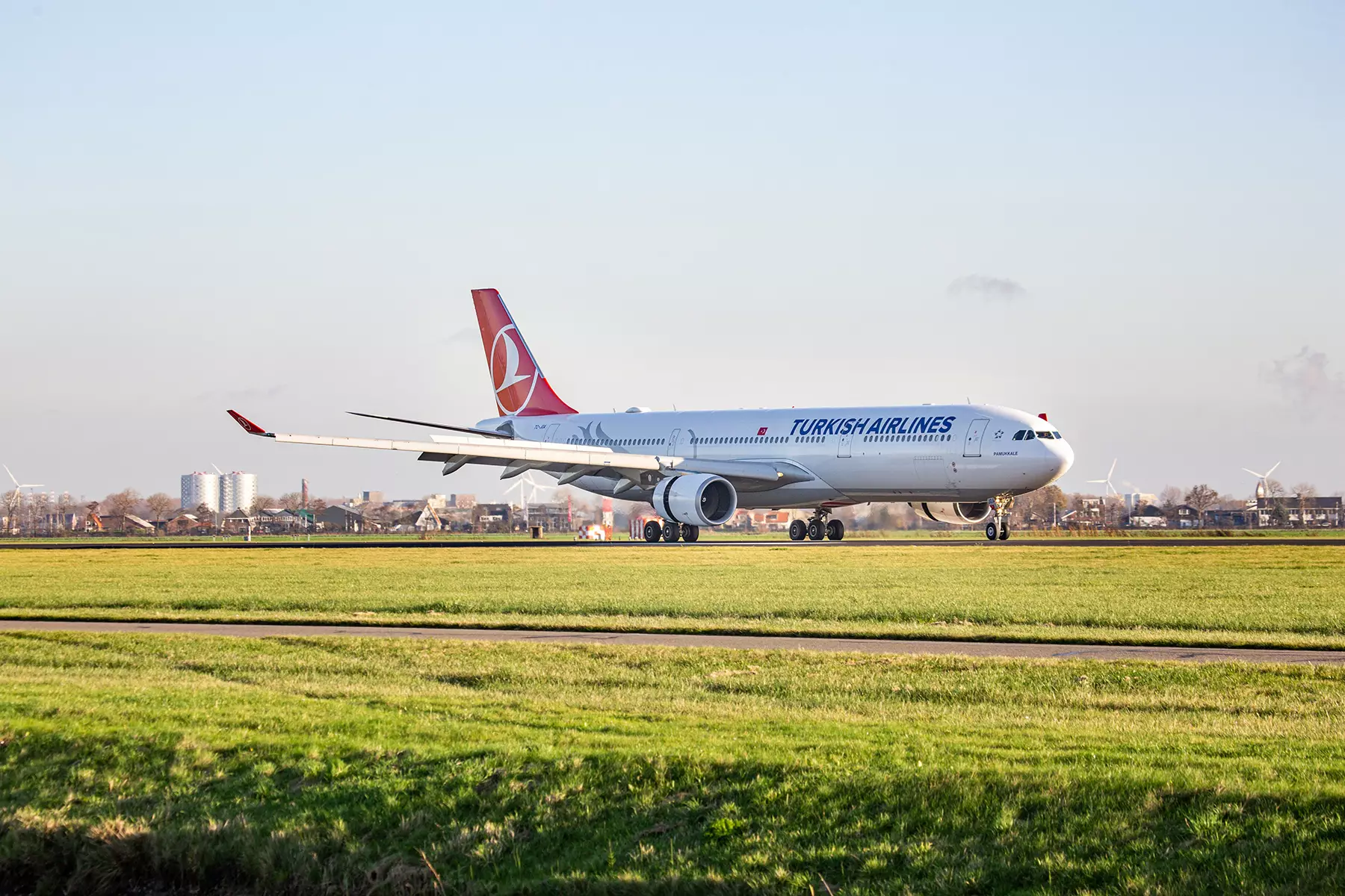 طائرة الخطوط الجوية التركية إيرباص A330 تهبط في أمستردام